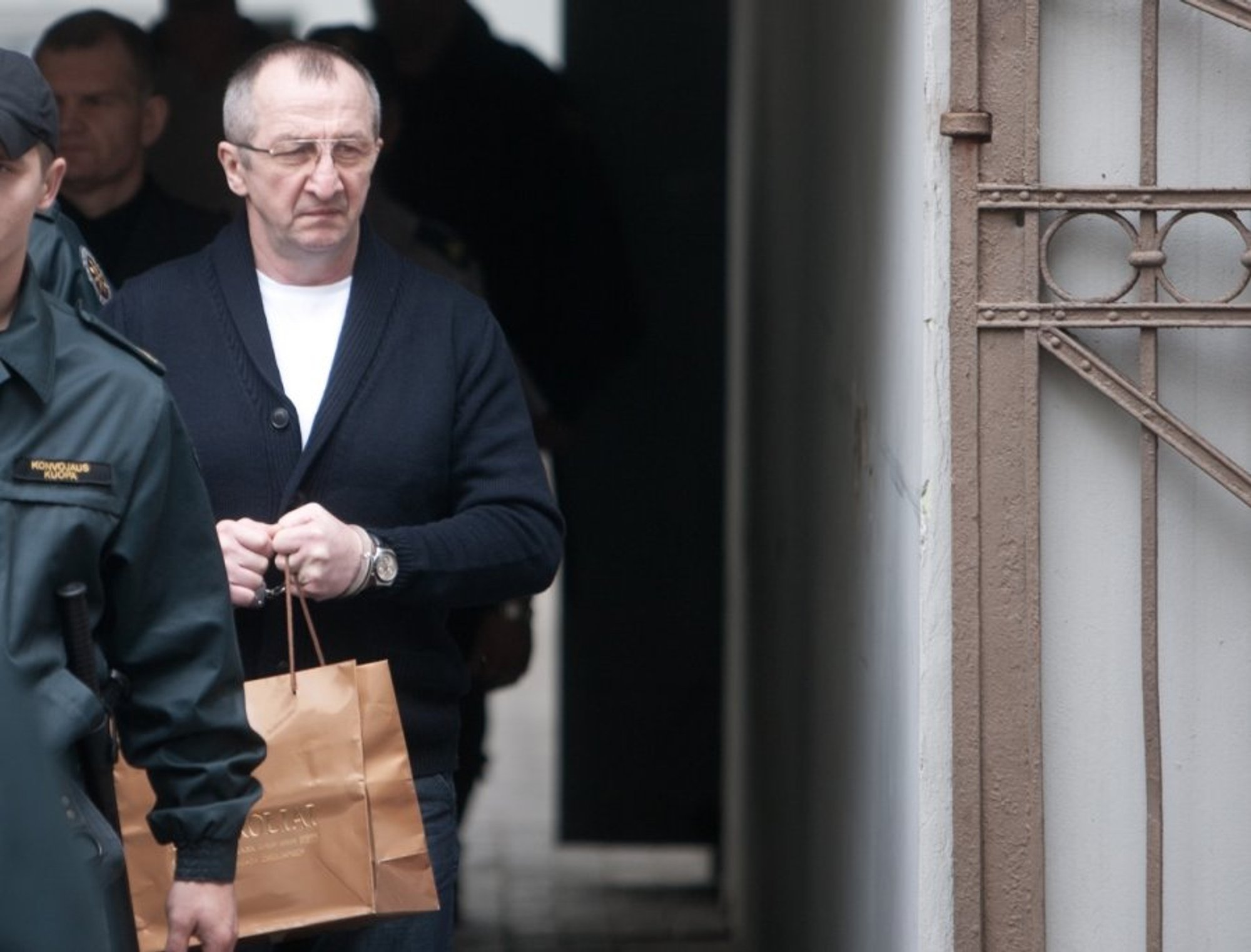 Teismas: „tulpinių“ vadeiva turės šluoti kalėjimo kiemą - Delfi