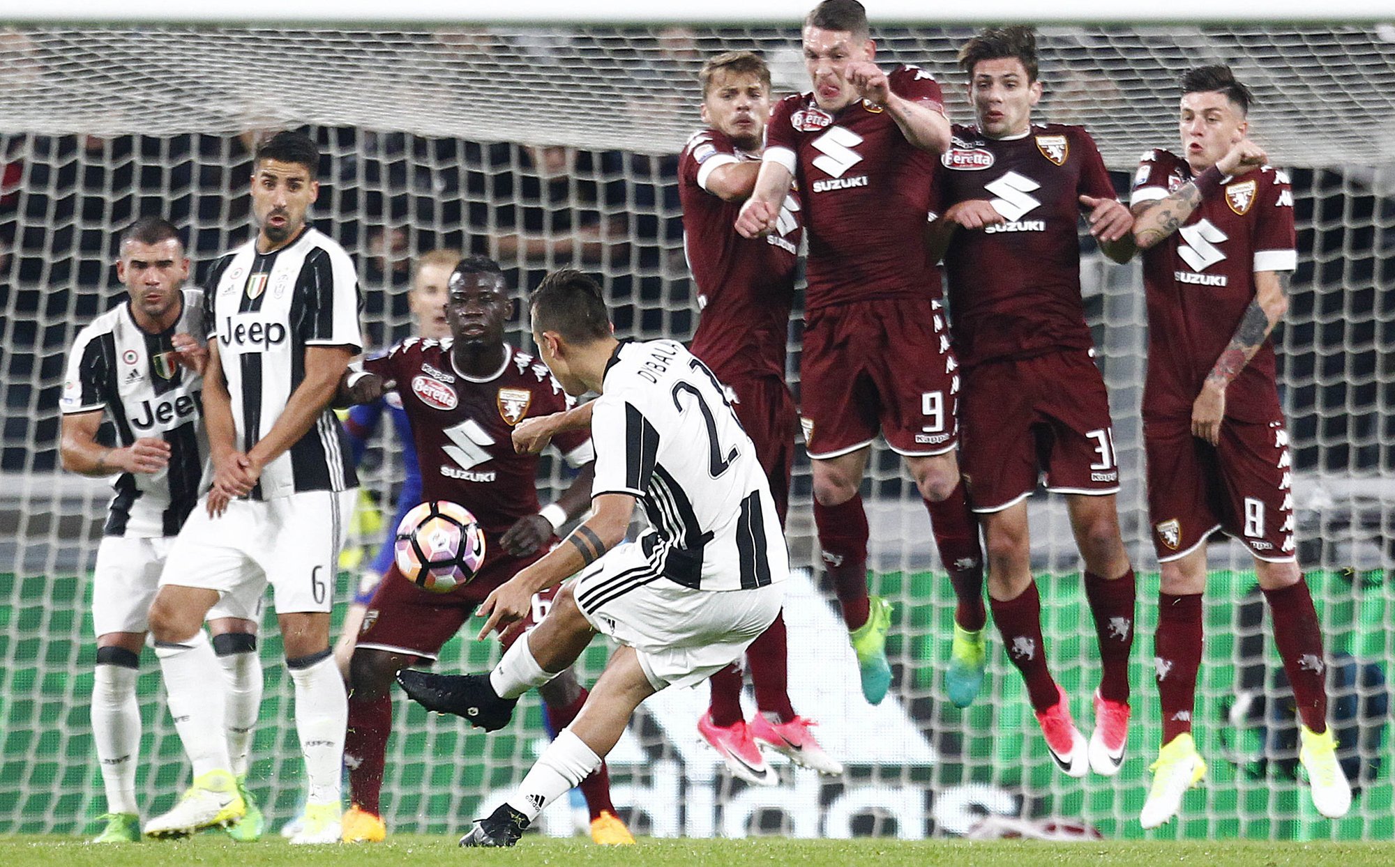 Turino klubų derbyje „Juventus“ išplėšė tašką paskutinę akimirką ...