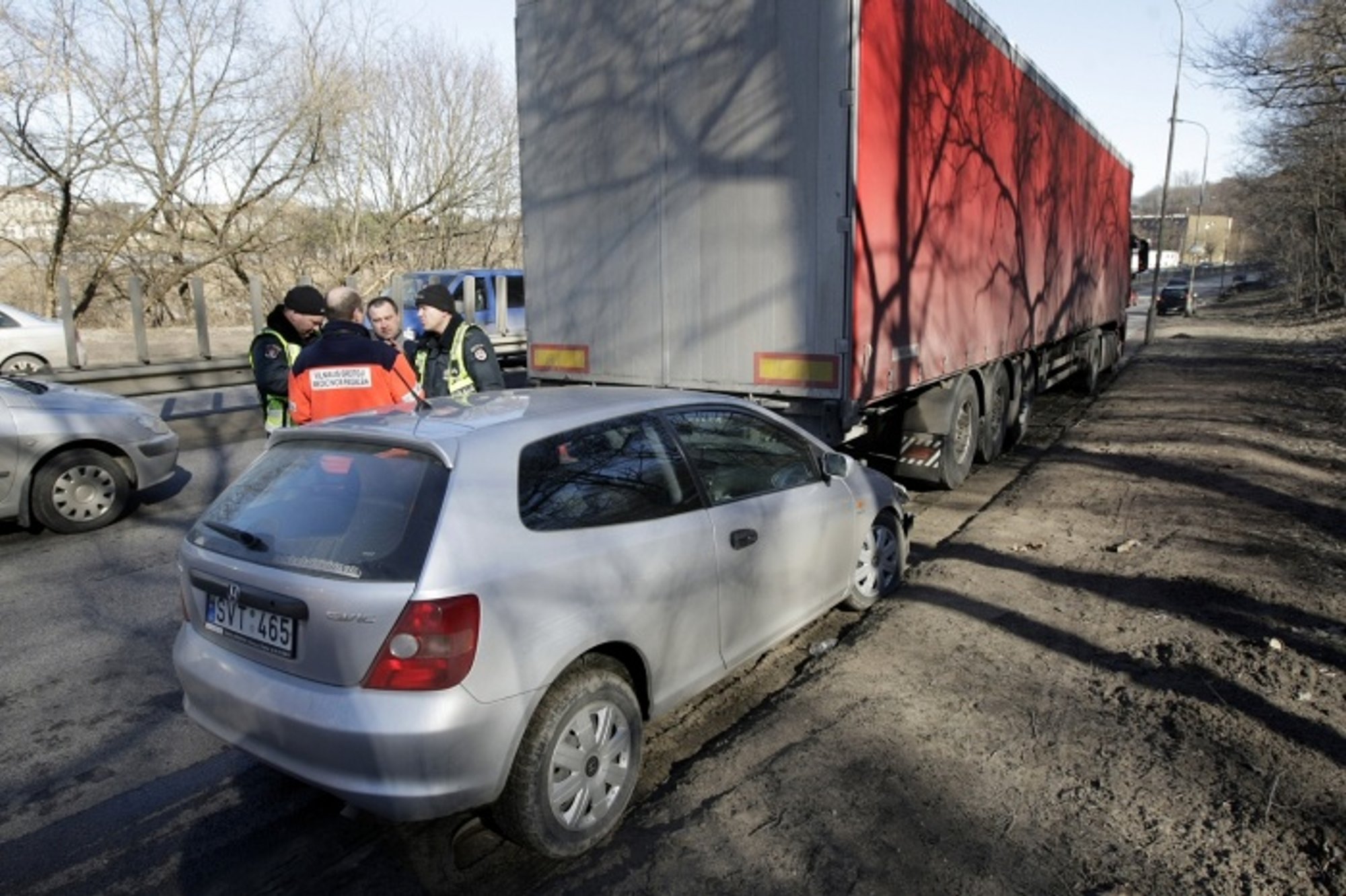 Sostinėje „Honda Civic” palindo po vilkiko priekaba - Delfi