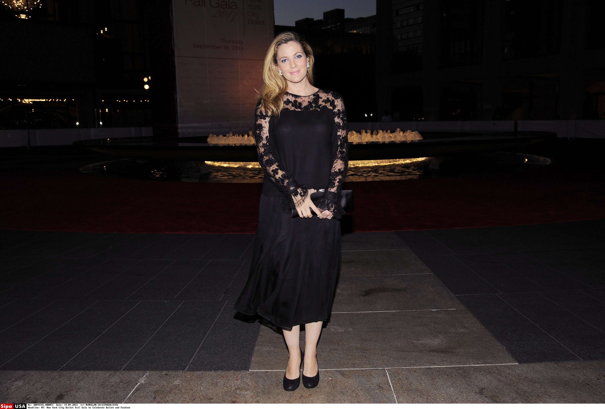 D. Barrymore elgsena ant raudonojo kilimo pakurstė kalbas, kad ji vėl ...