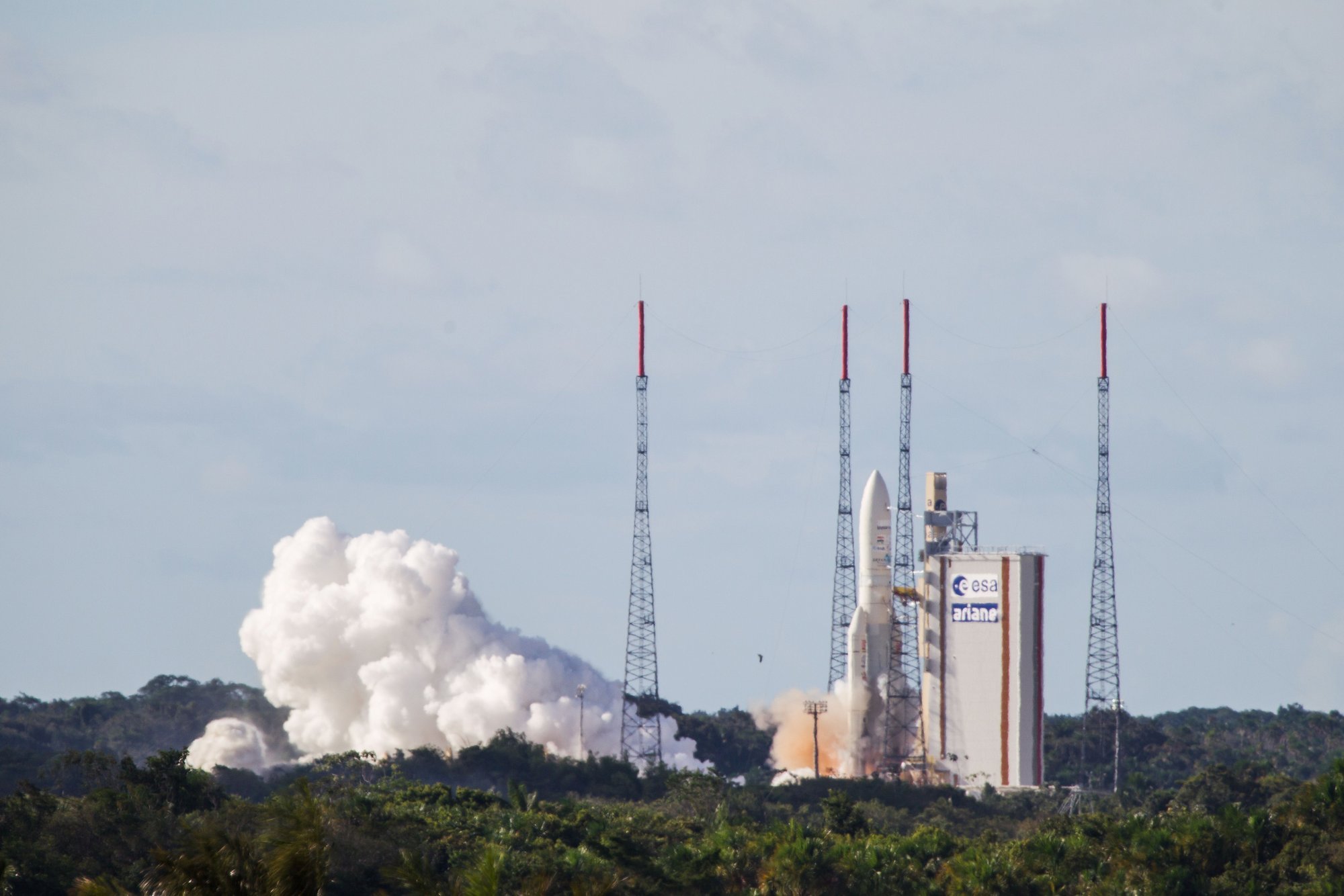 Raketa „Ariane-5“ į orbitą iškėlė didžiausią Europos ryšių palydovą ...