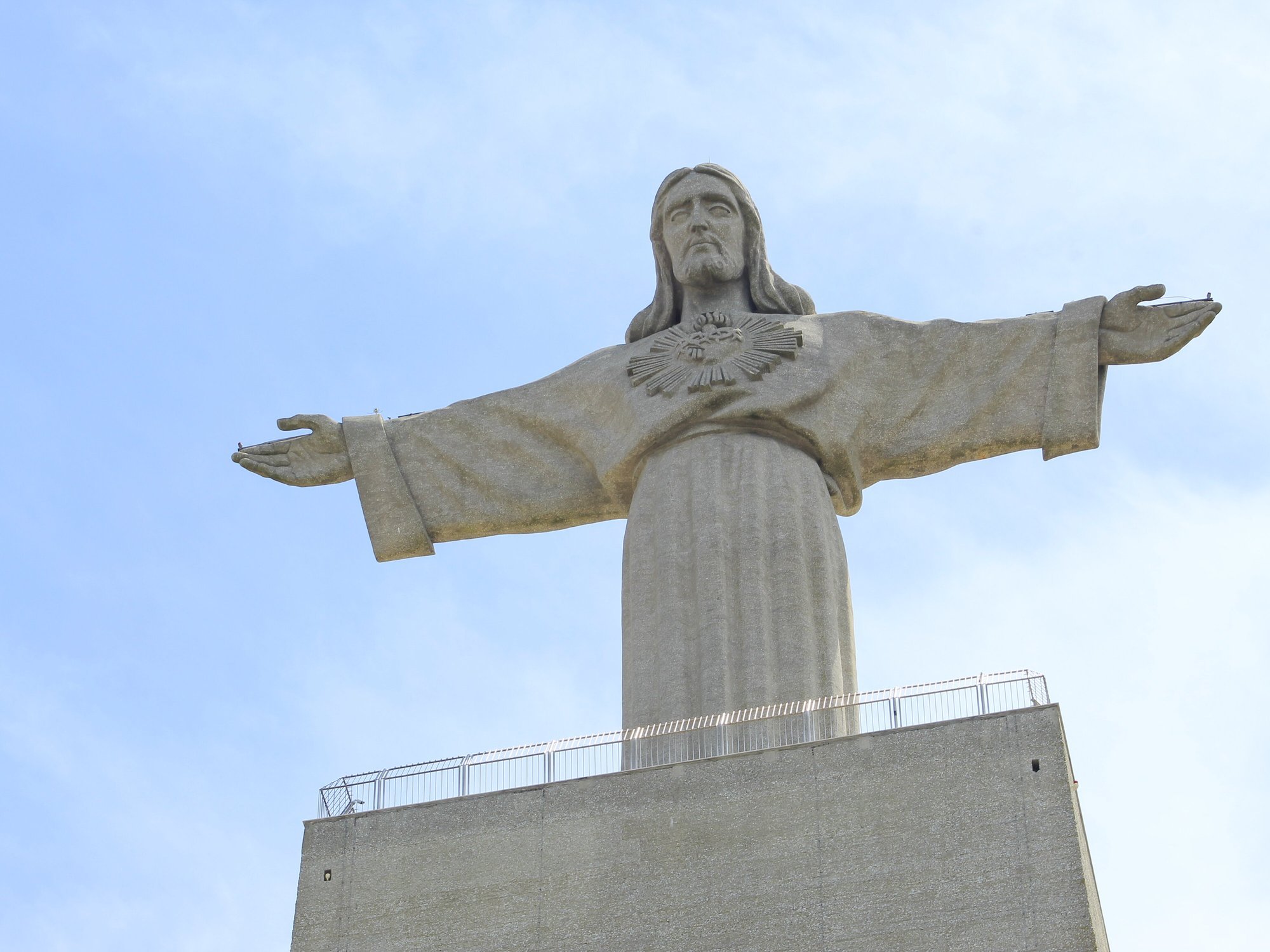 Brazilijoje sulaikyti du prancūzų keliautojai, užsiropštę ant ...