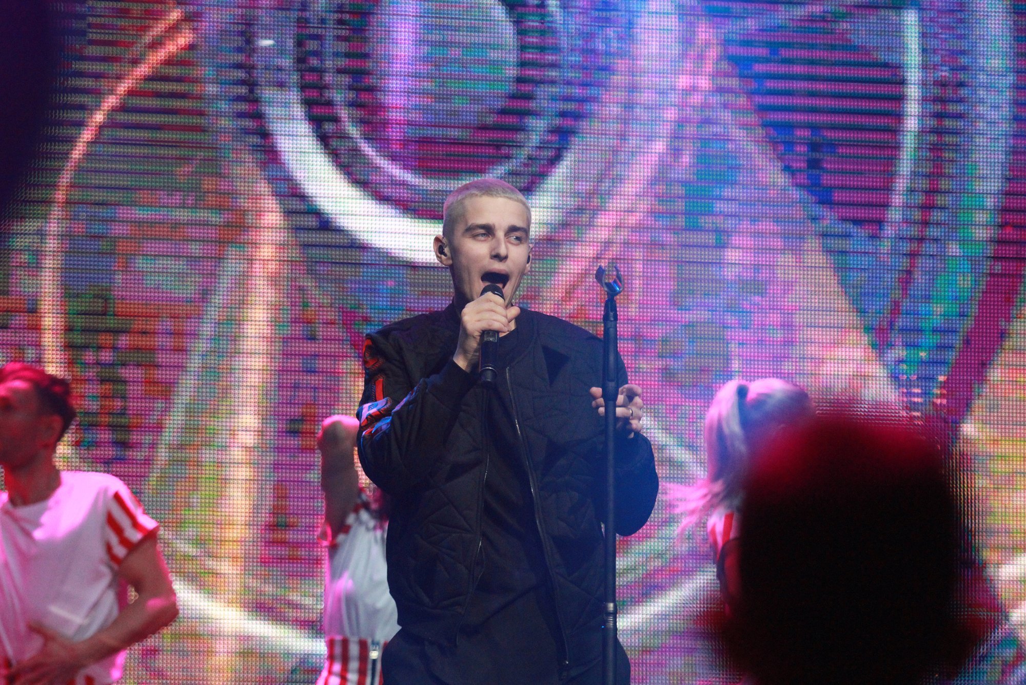 Donny Montell koncertinis šou: užsiliepsnojęs cirko artistas ir ...