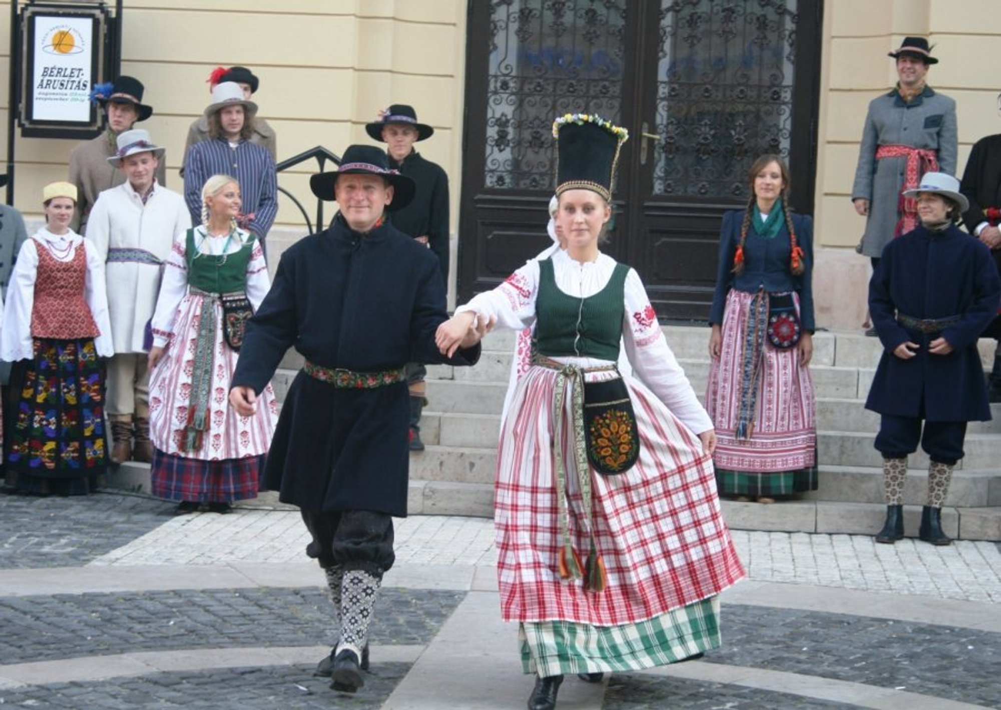 Lietuvių tautiniai kostiumai – Vengrijoje - Delfi