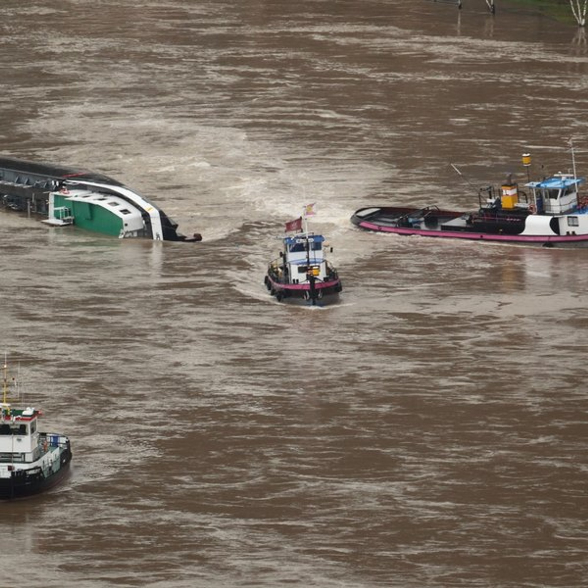 Reino upėje apvirto tanklaivis su sieros rūgštimi - Delfi grynas