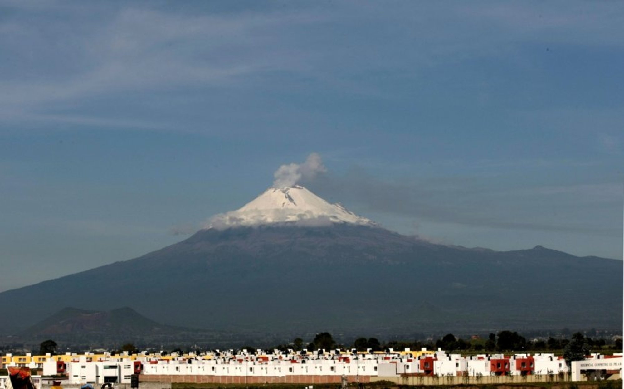 Meksikoje nubudusio ugnikalnio Popokatepetlio pelenai graso šalies ...