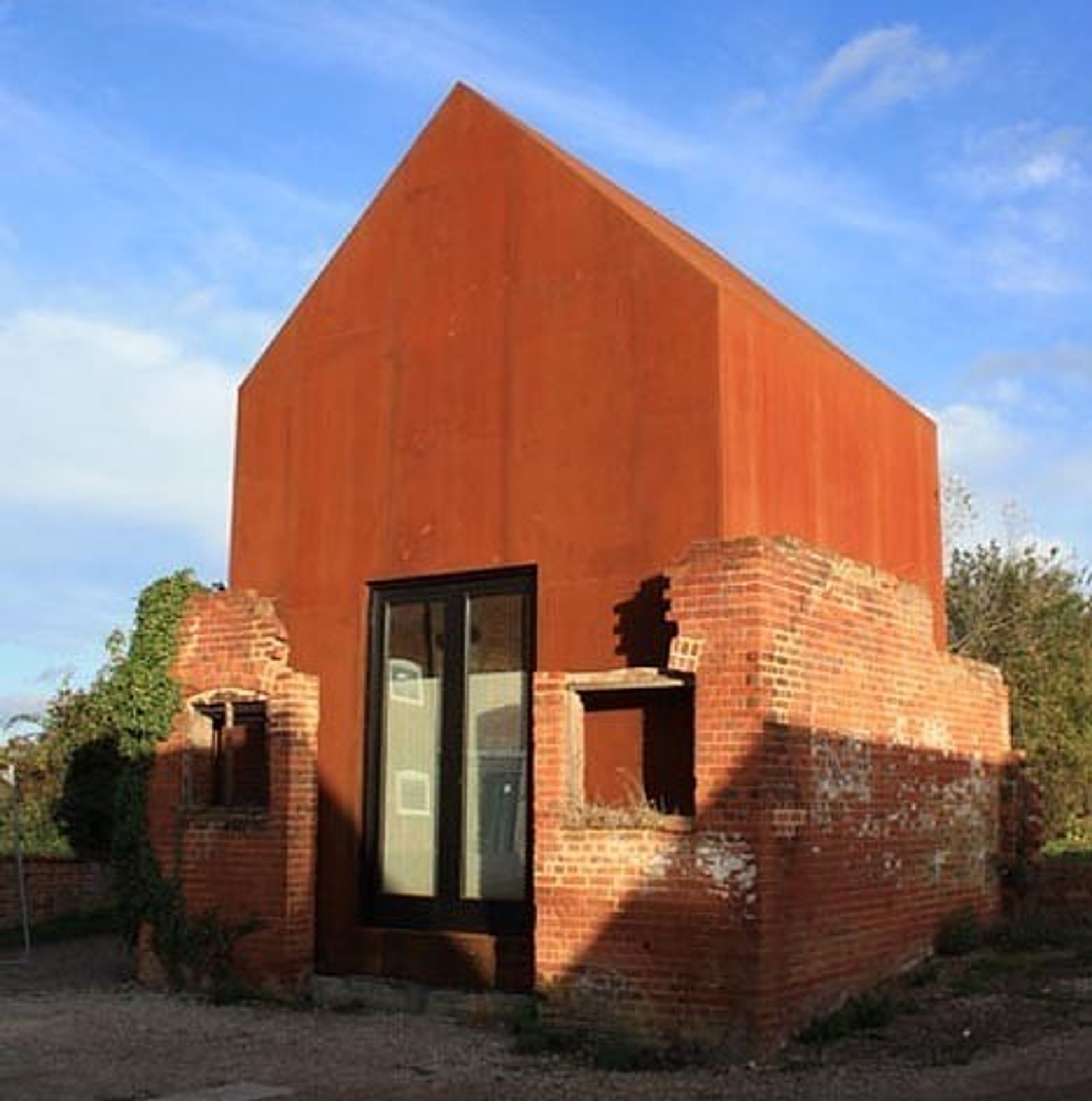 Modernus surenkamas namas iš metalo, plytų ir medienos - Delfi gyvenimas