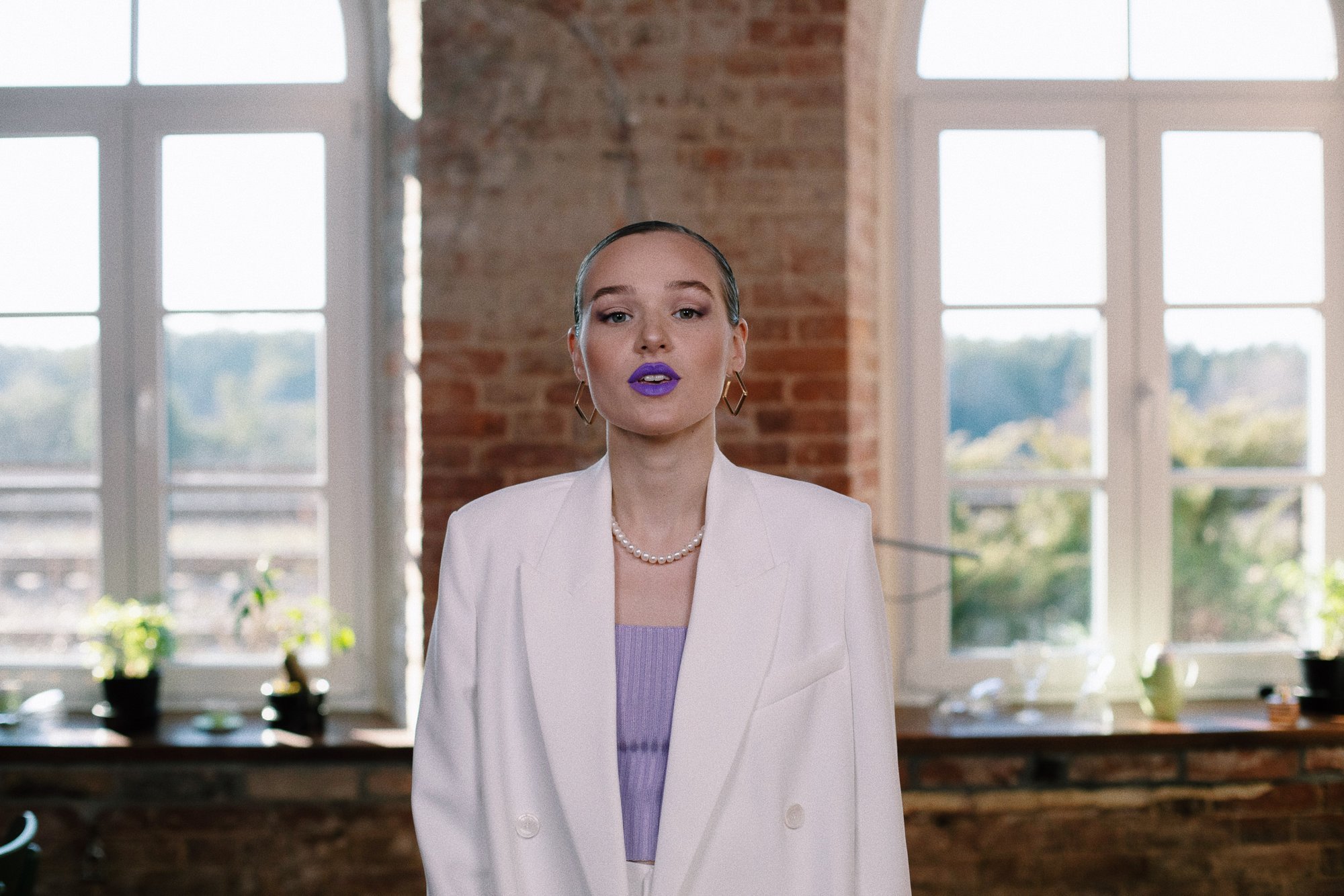 Atlikėja Gabrielle Marr pristato naują vaizdo klipą „Brown Eyes ...