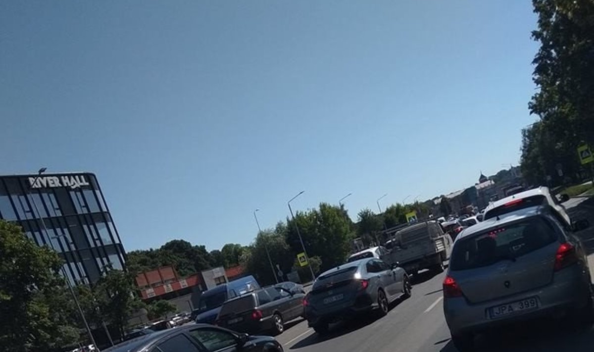 Prieš karštąjį savaitgalį formuojasi spūstys Vilniaus ir Kauno keliuose ... Prieš karštąjį savaitgalį formuojasi spūstys Vilniaus ir Kauno keliuose ...