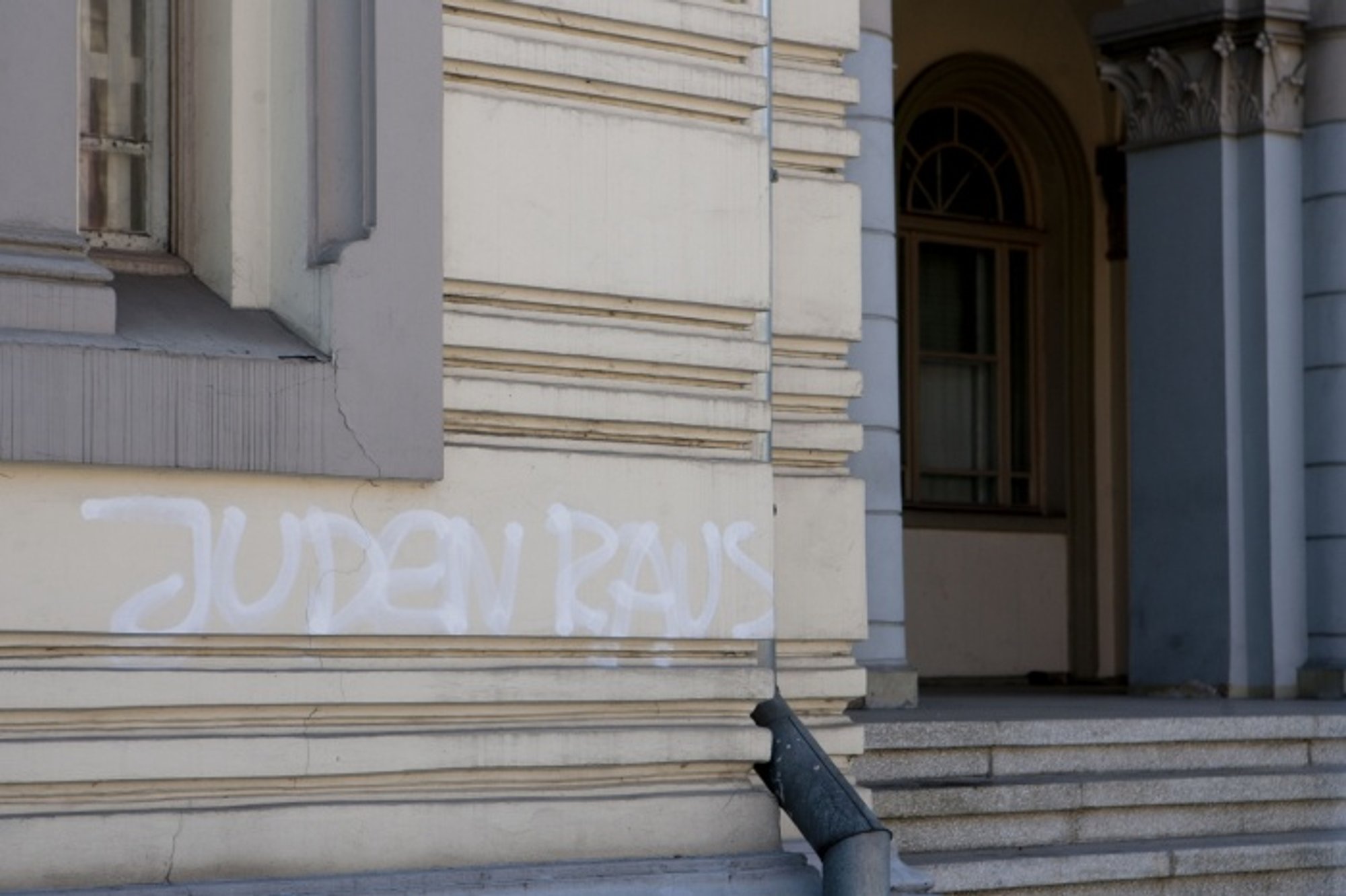 Į prokuratūrą kreiptasi dėl užrašo „Juden raus“ ant sinagogos - Delfi