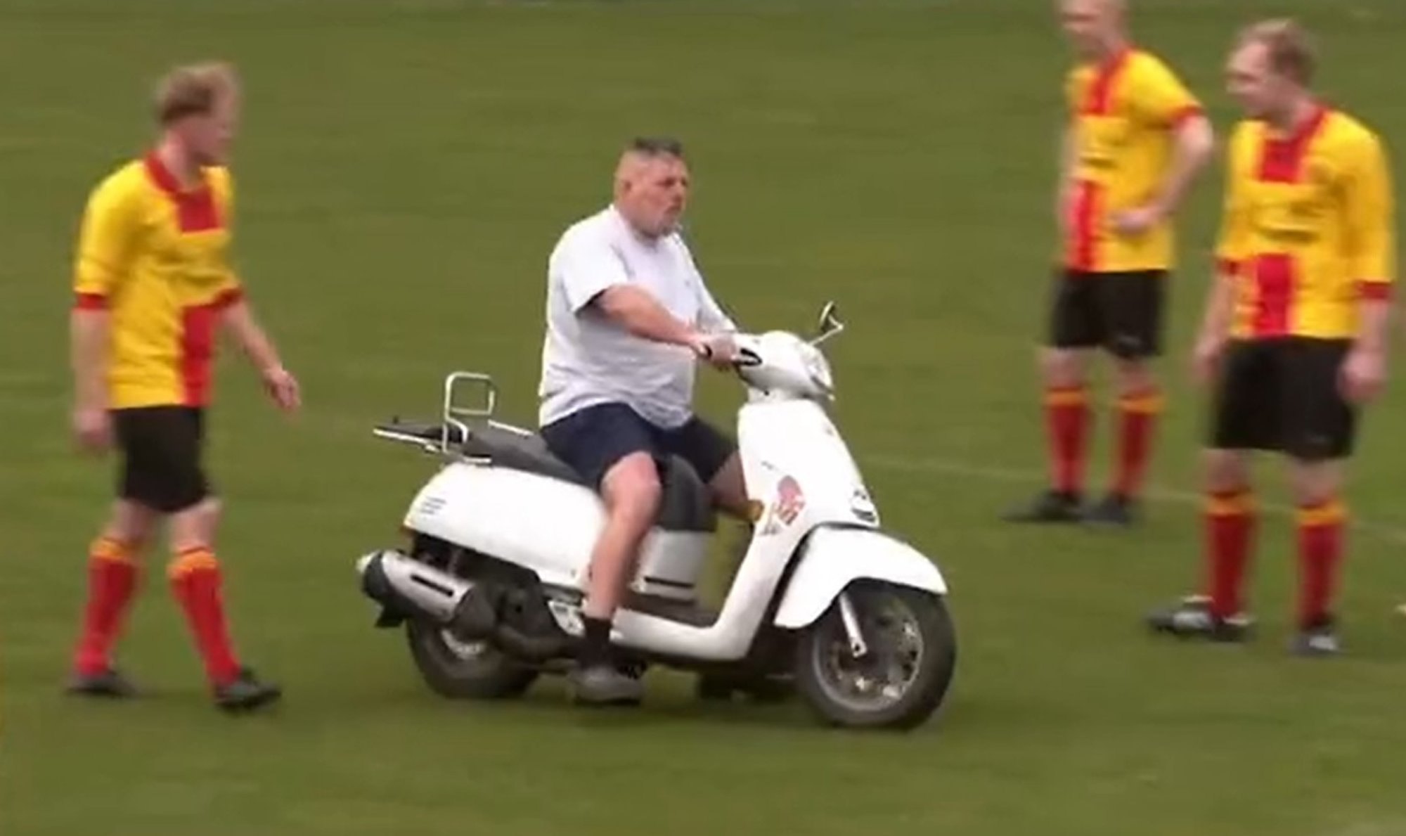 Su mopedu į futbolo aikštę: vyras liejo pyktį dėl išgąsdinto savo žirgo ...