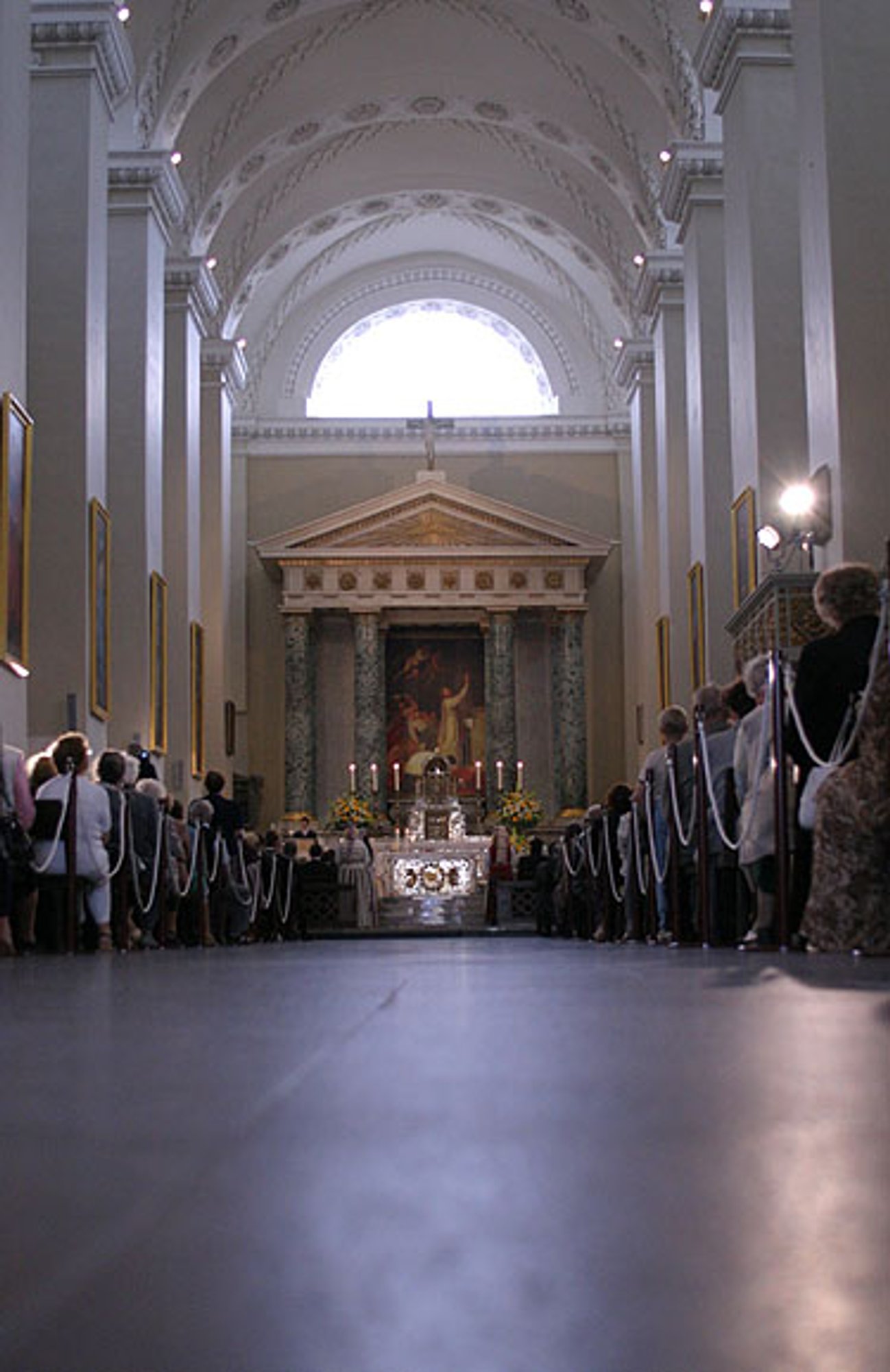 Restauruotas Vilniaus arkikatedros bazilikos timpano horeljefas - Delfi ...