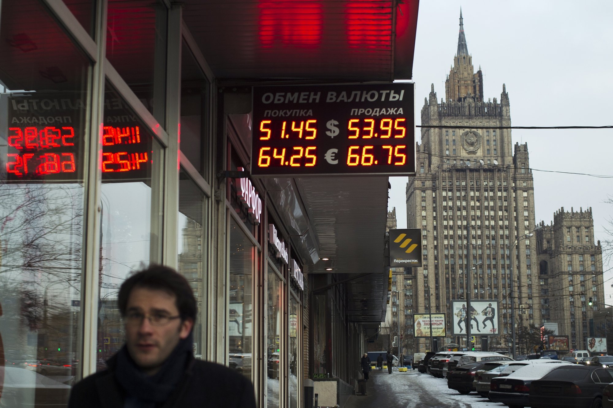 Simptominis ekonomikos gydymas – Rusijos rublis sustiprėjo po netikėto ...