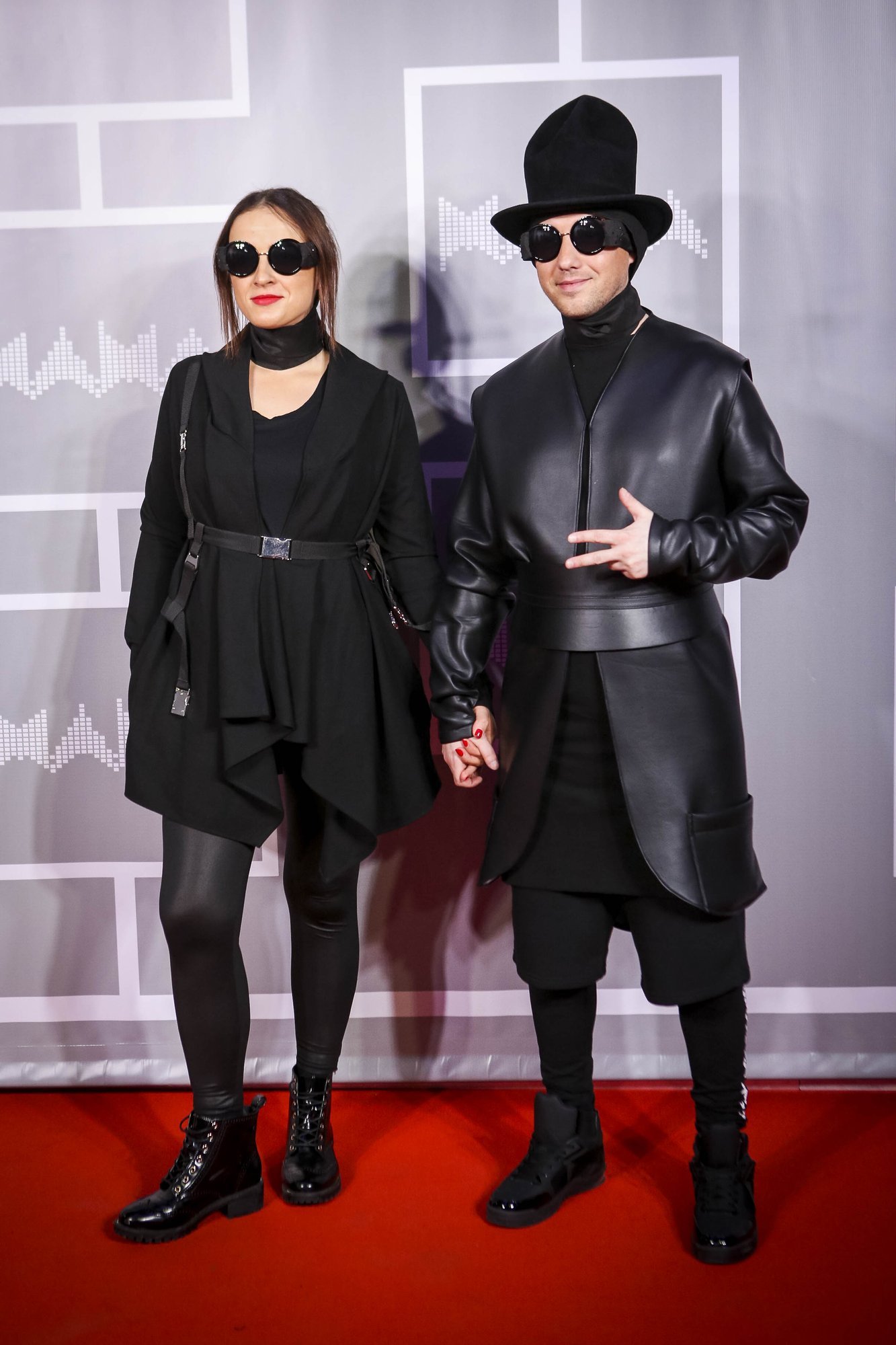 Sasha Song į muzikos apdovanojimus atvyko už rankos laikydamas naują ...