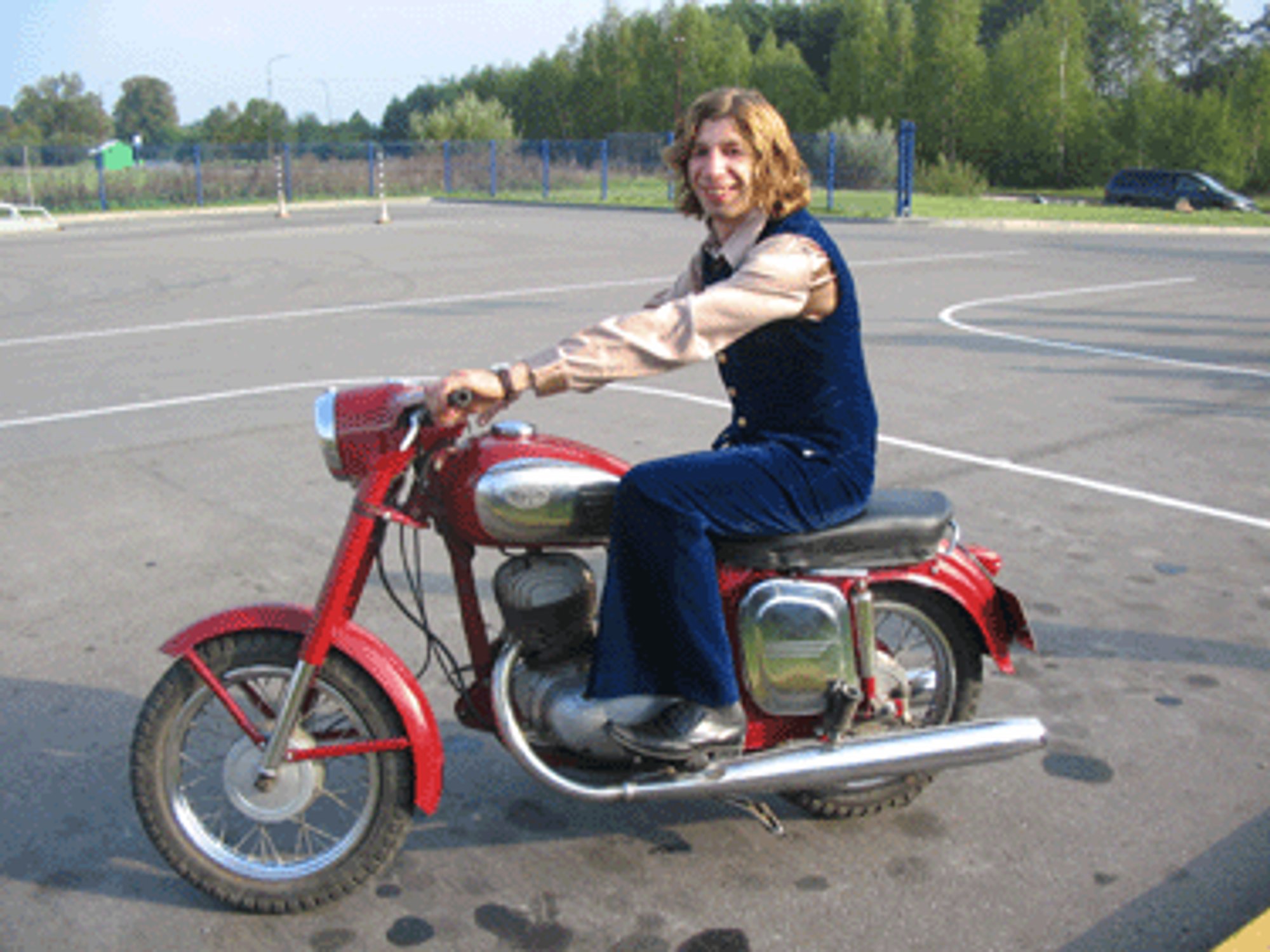 Sostinės kamščius Antanas įveiks su „Jawa“ - Delfi veidai