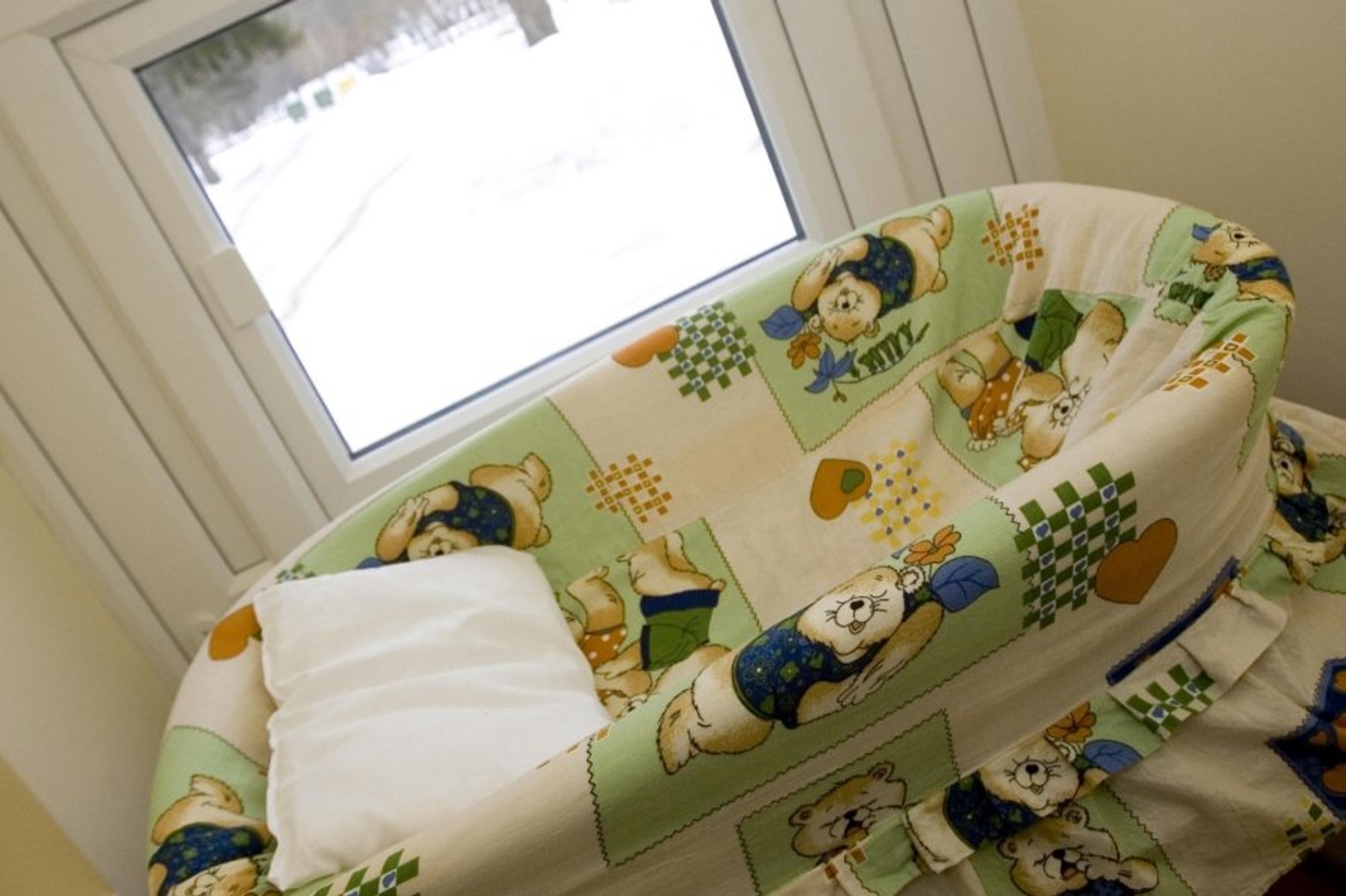 Medikai vos ištraukė į gyvybės langelį įkištą vienerių metų vaiką - Delfi