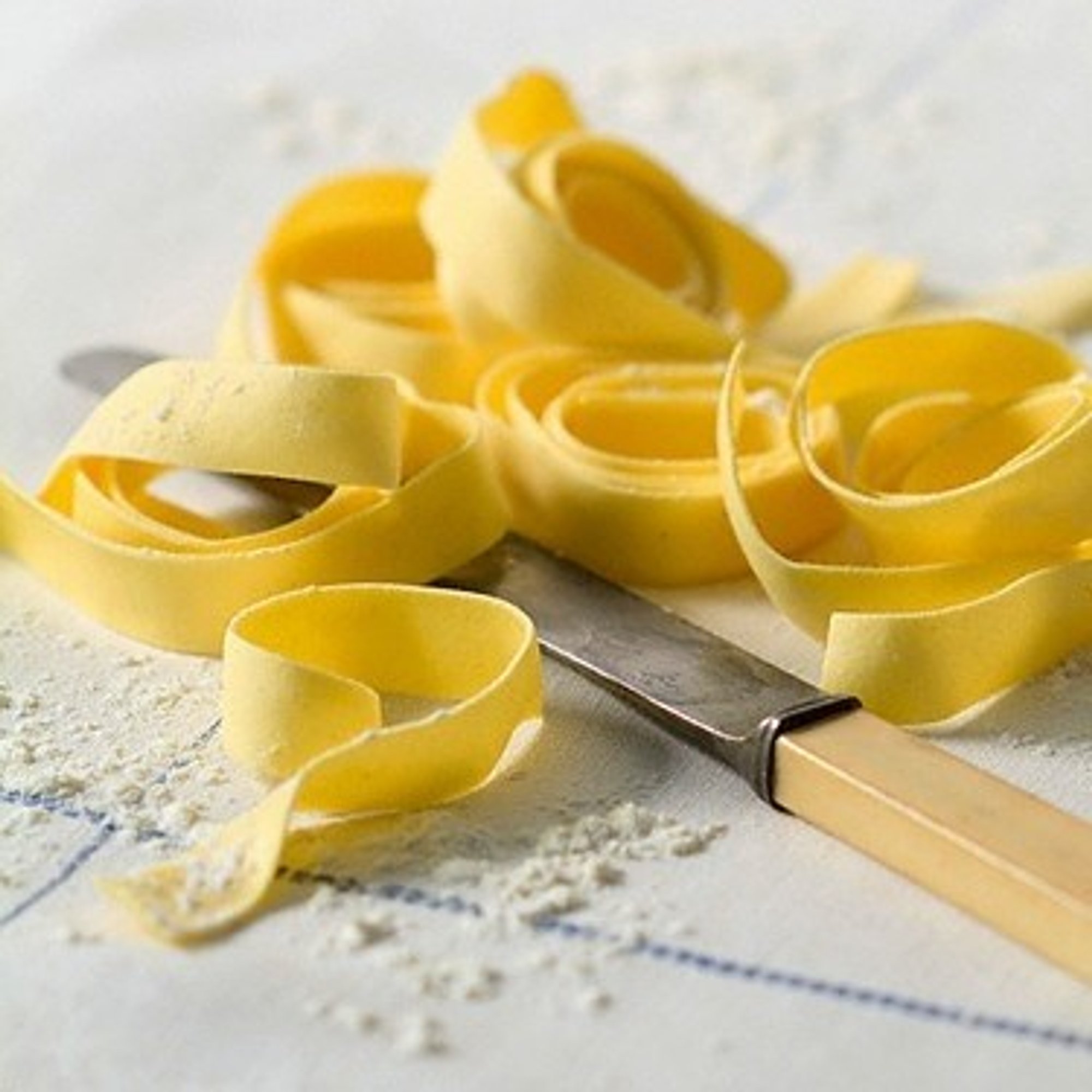 Makaronų apkepas su dešrelėmis ir agurkais - Delfi gyvenimas