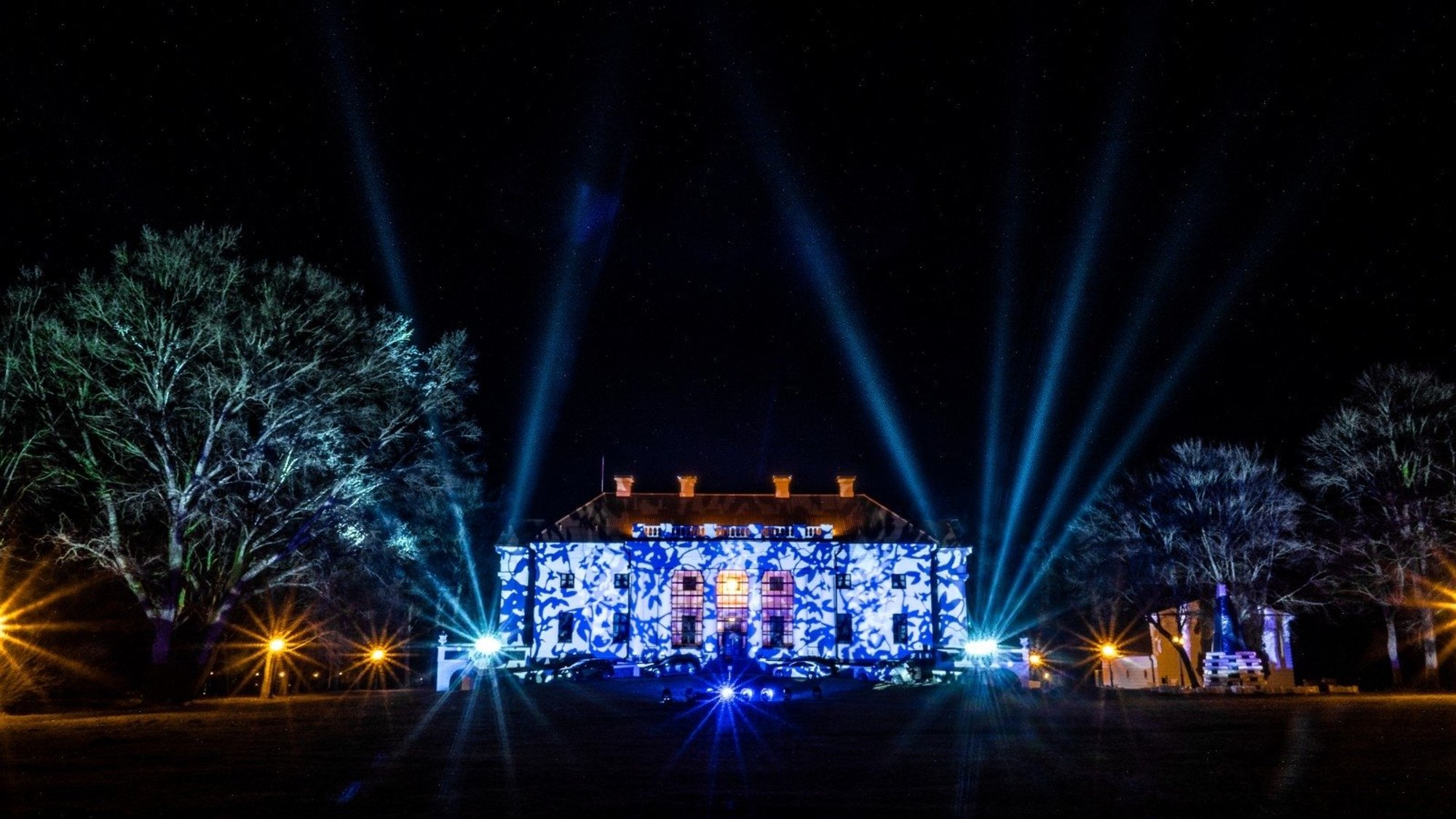 Pakruojo dvare prasideda ledo skulptūrų ir šviesų festivalis „Pasaka ...