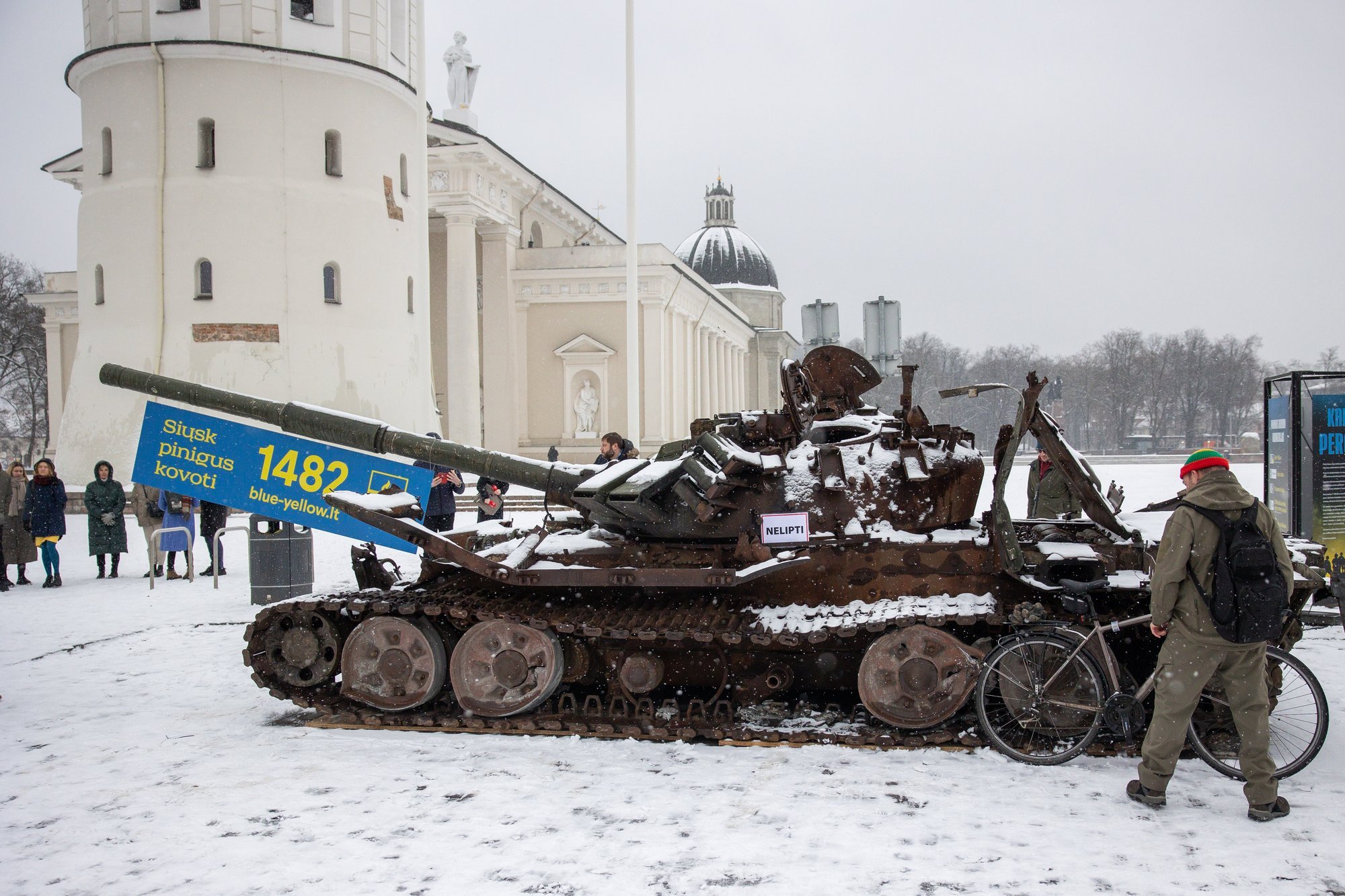 Destroyed Russian tank put on display in Vilnius - Delfi EN