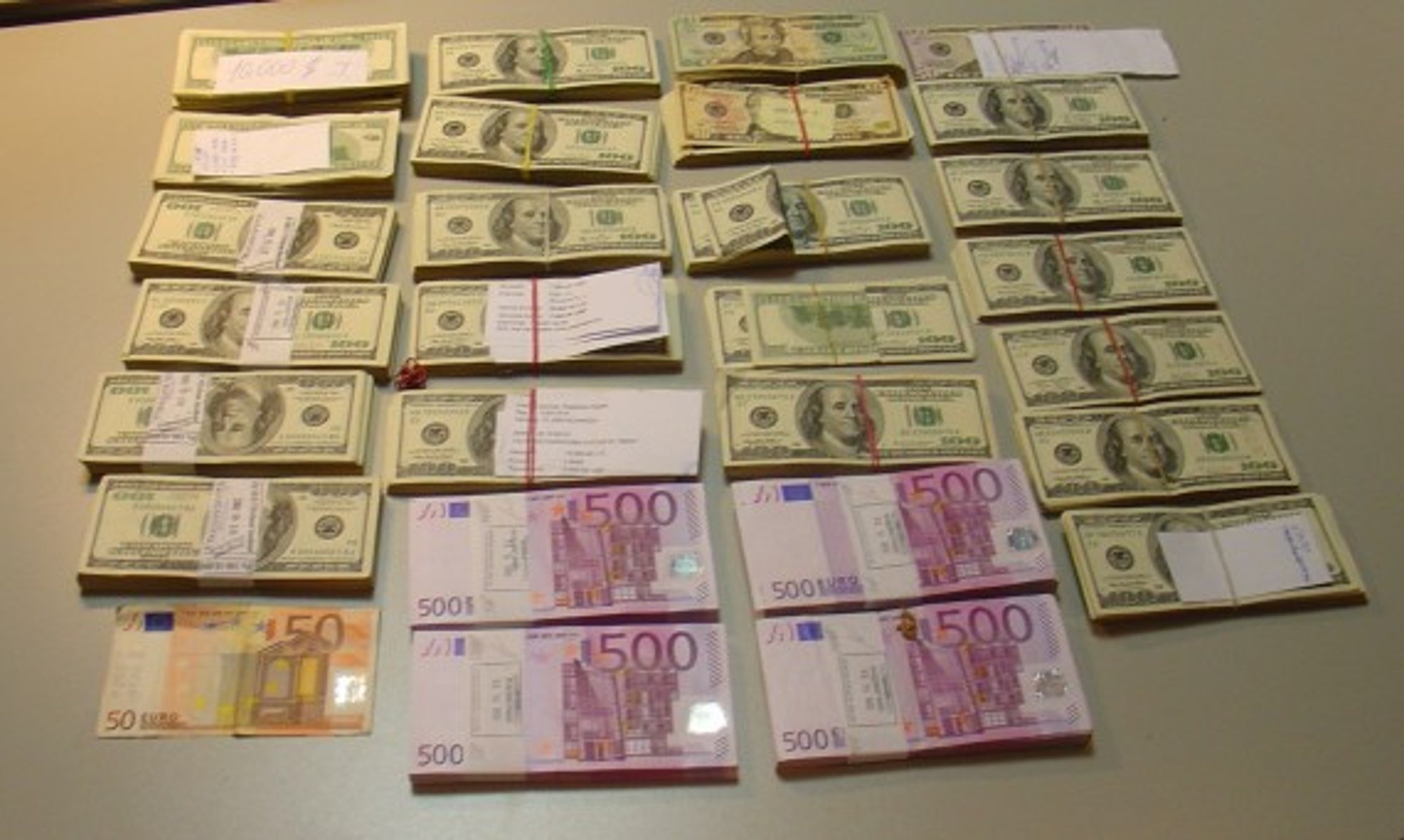 Klaipėdiečio bagažinėje - milijonas litų - Delfi