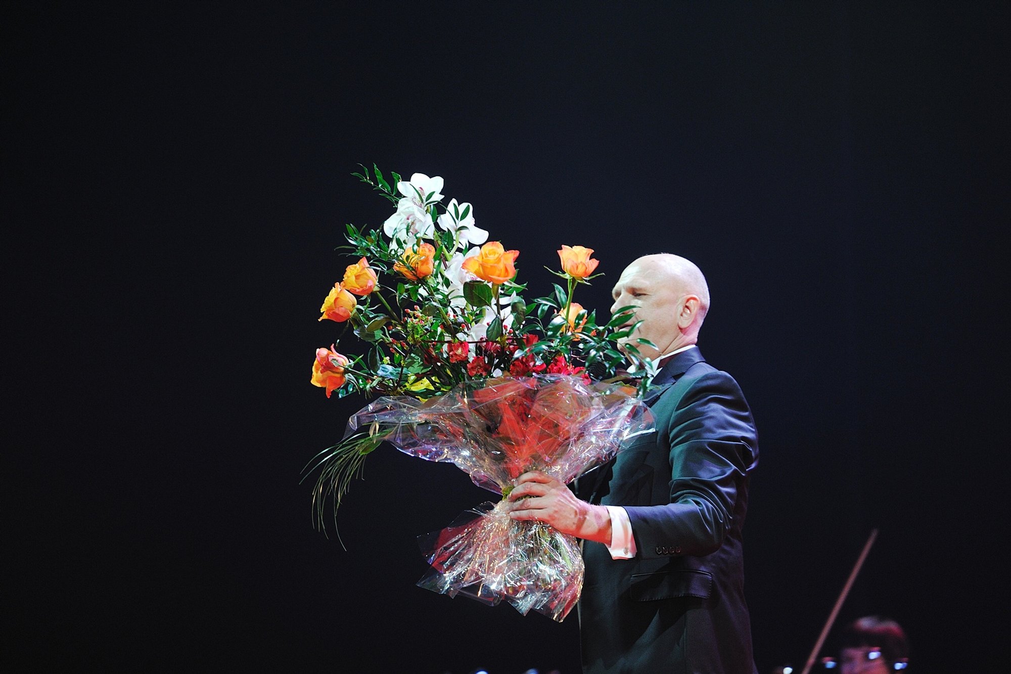 E. Kučinską moterys apipylė gėlėmis - Delfi veidai