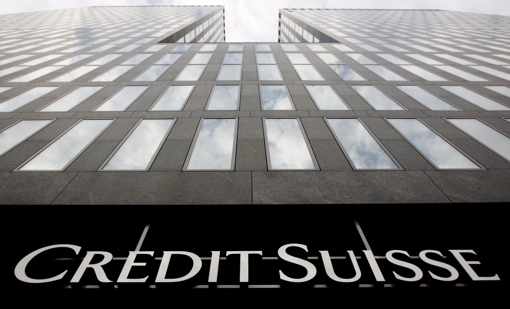 „Credit Suisse“ vietoje IPO svarsto galimybę pardavinėti akcijas ...