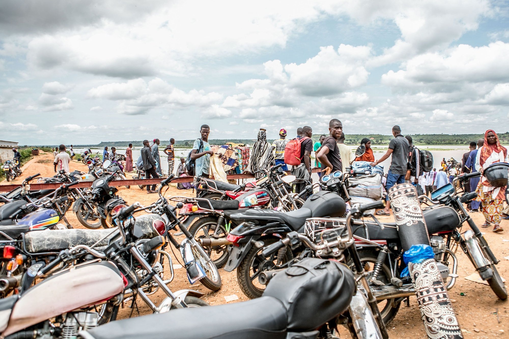 Beninas: gaisras nelegaliame degalų sandėlyje pražudė 34 žmones - Delfi