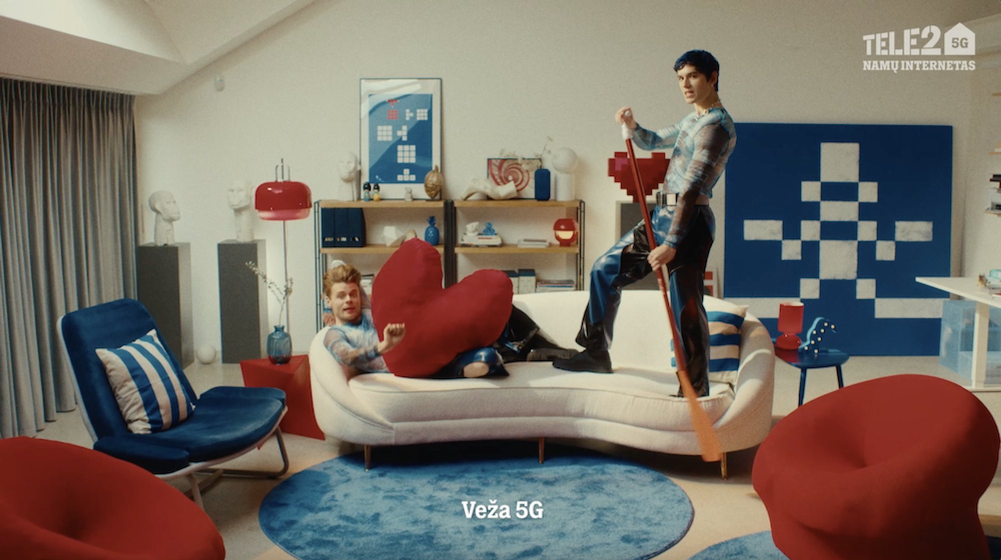 „Tele2“ reklamos herojai „Teleduetas“ į eterį grįžta su nauja daina ...