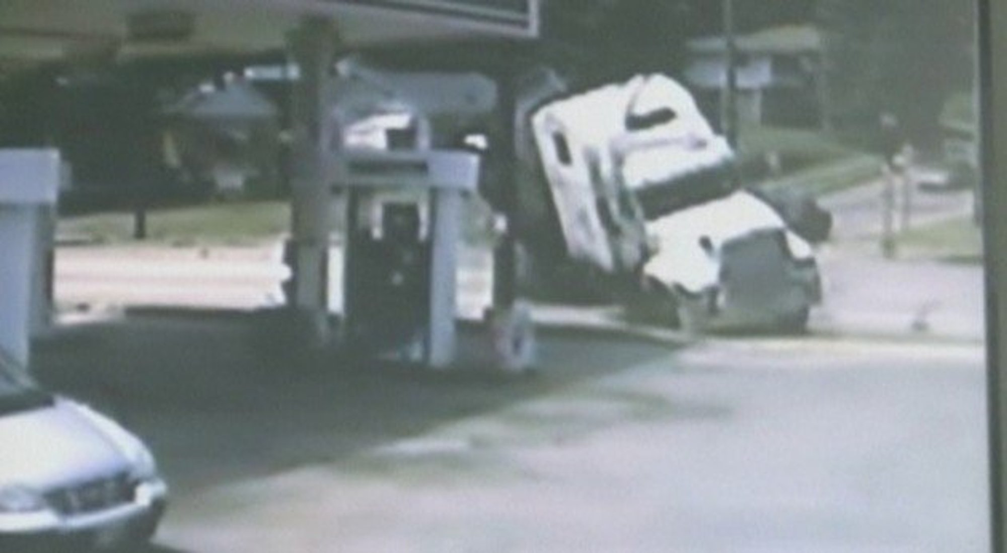 Apsaugos kameros užfiksavo, kaip vilkikas įsirėžė į degalinę - Delfi video