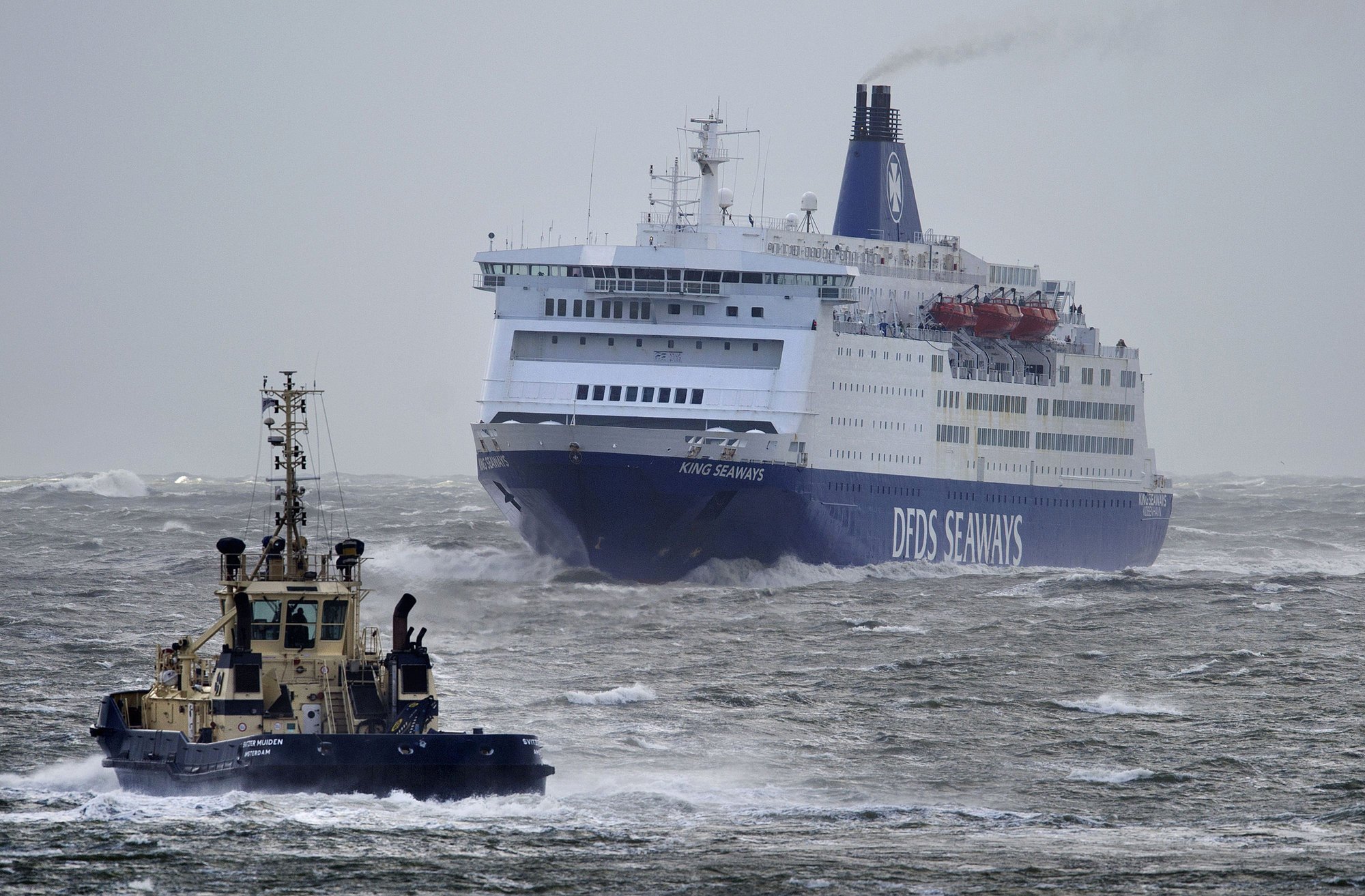 Dėl audros į Kopenhagą plaukiančiame kelte nakčiai gali įstrigti 900 ...