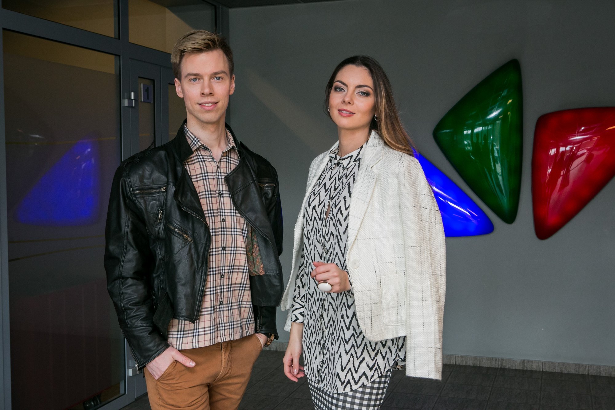 Žinomus žmones pigiai aprengė dėvėtų drabužių parduotuvėje: rezultatas ...