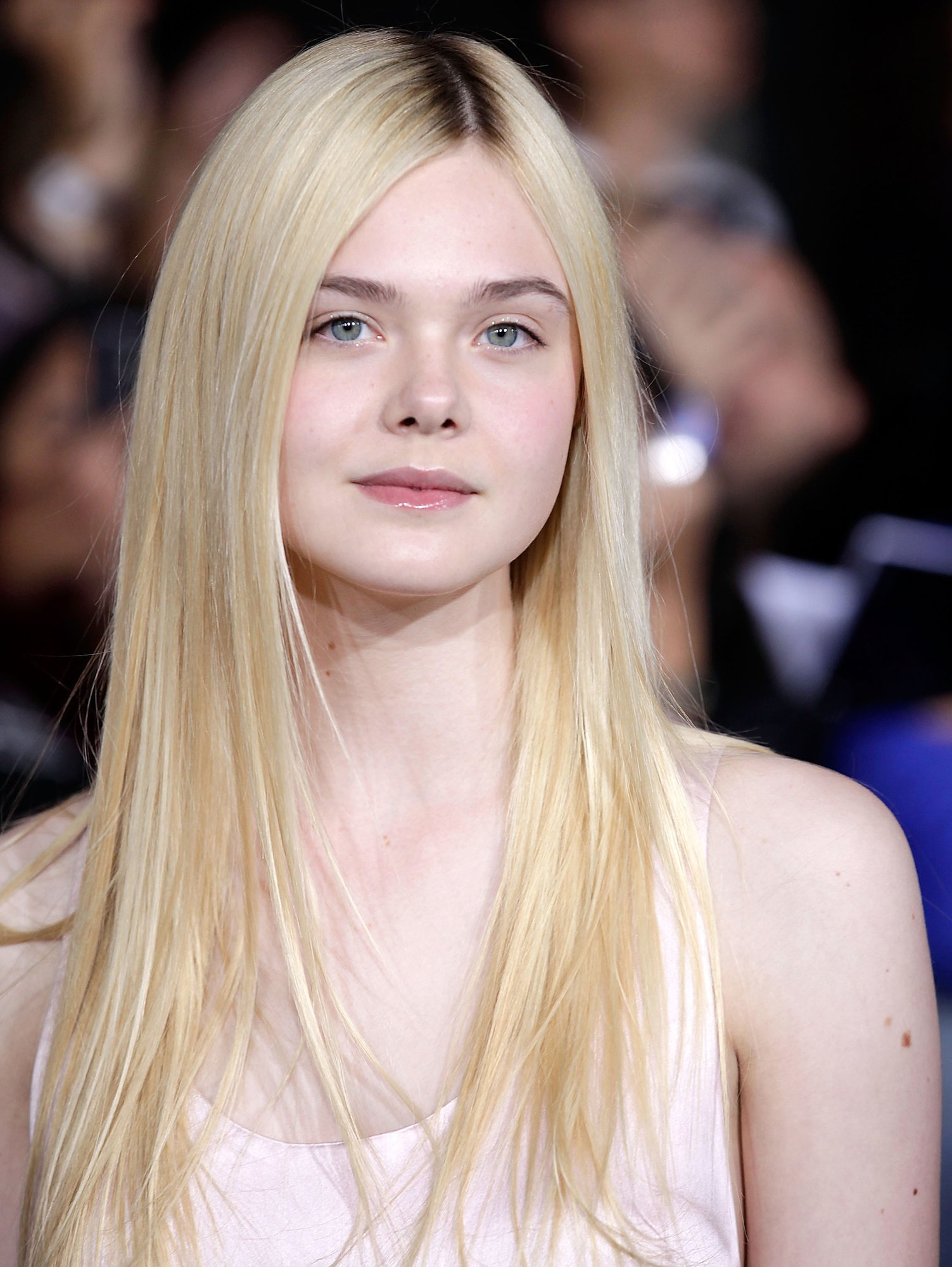 Paparacų taikiklyje – pro suknelės kraštą išsprūdusios E. Fanning ...