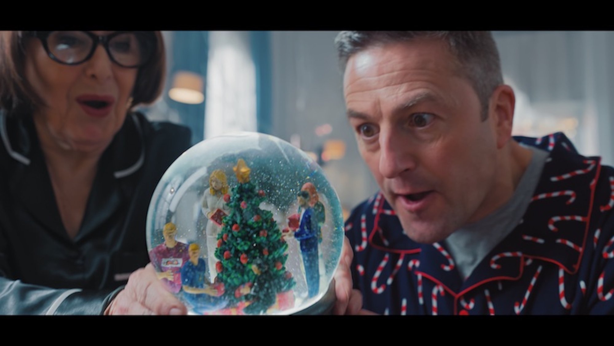 „Tele2“ kalėdinės reklamos herojai atsakė į amžinąjį klausimą – kas yra ...