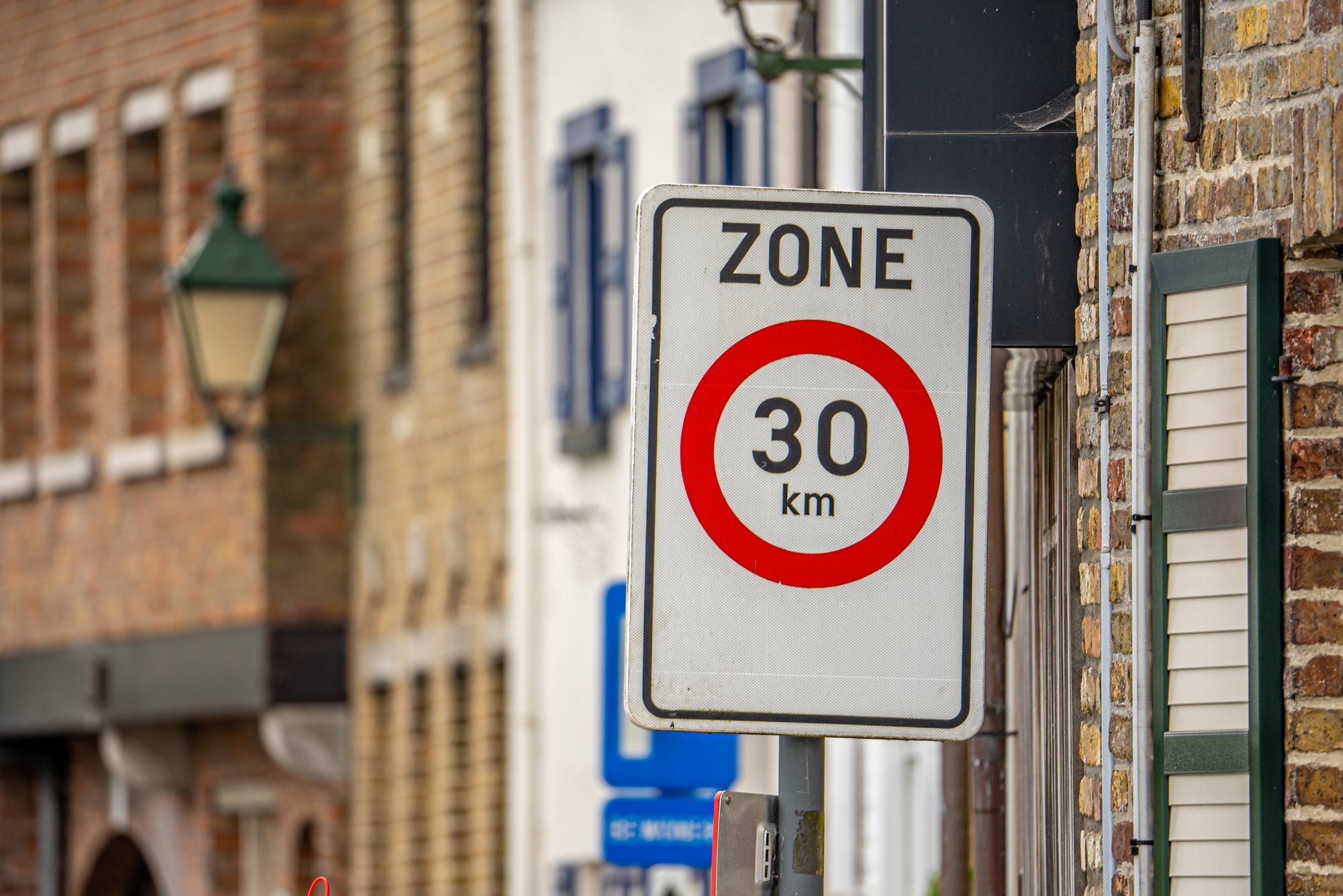 Dar daugiau ribojimų vairuotojams: Rygoje plečiamos zonos, kuriose ...