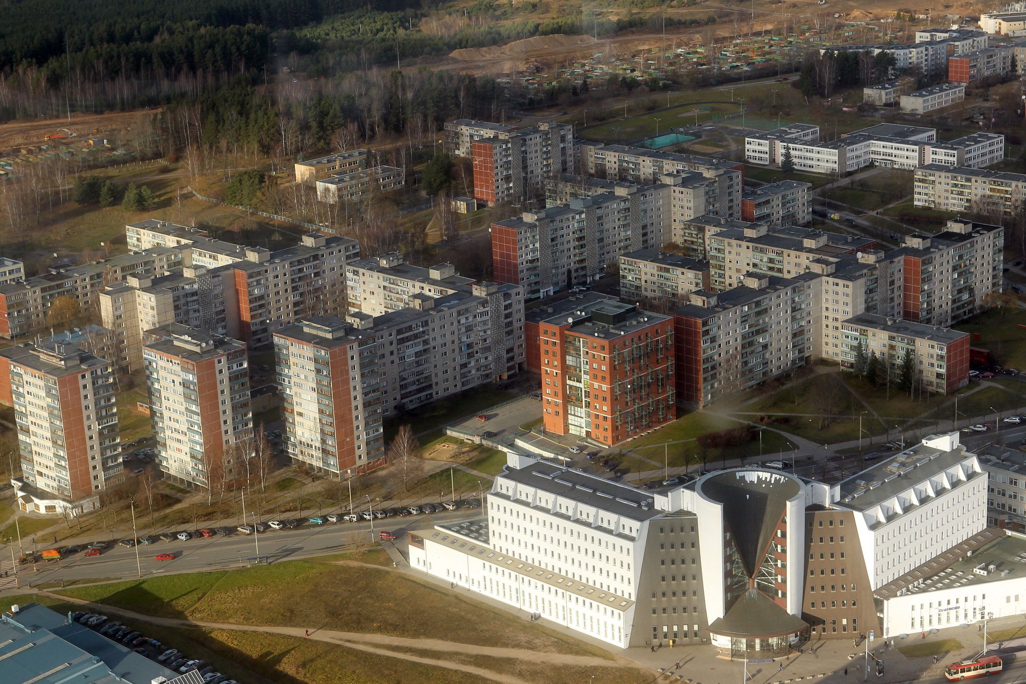 Vilnius. Karoliniškės. Kryžminis pastatų sujungimas ir savotiška kiemų ...