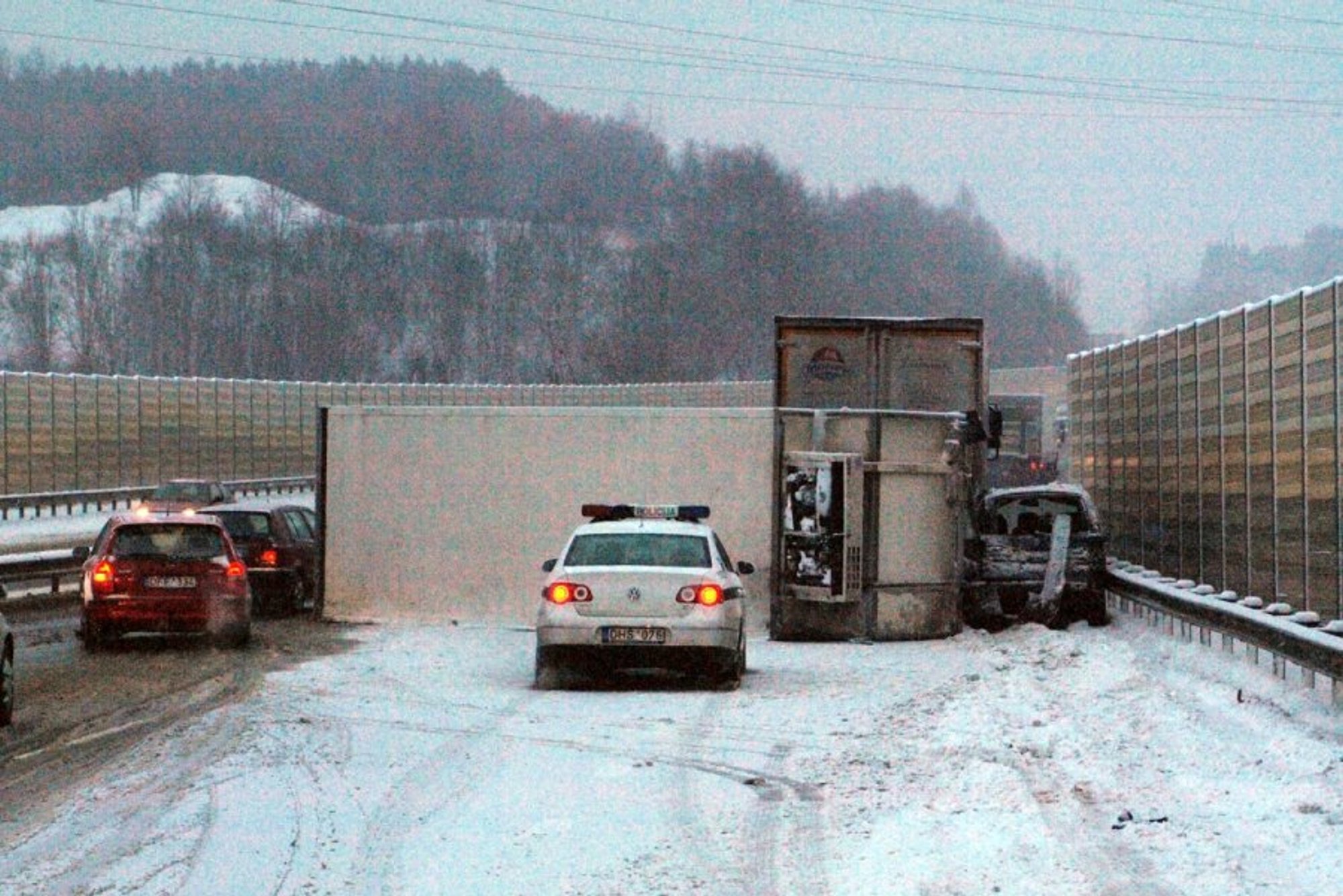 Magistralėje „Via Baltica“ vilkiko priekaba prispaudė „VW Sharan“ - Delfi