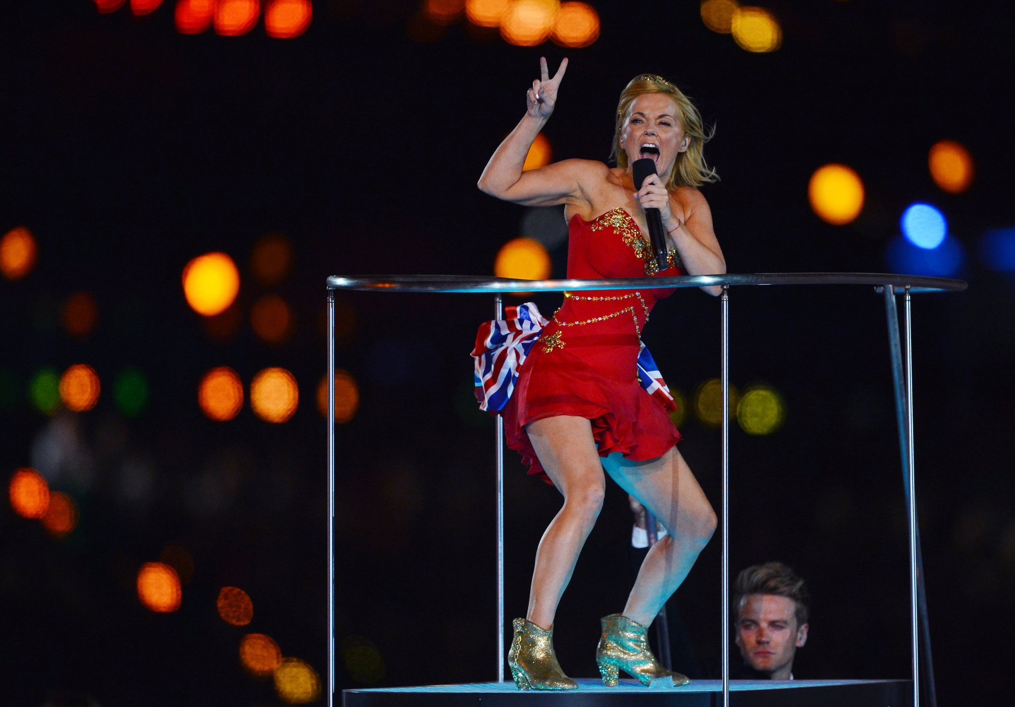 Buvusi "Spice Girls" narė G.Halliwell pasirodė kaip solo atlikėja ...