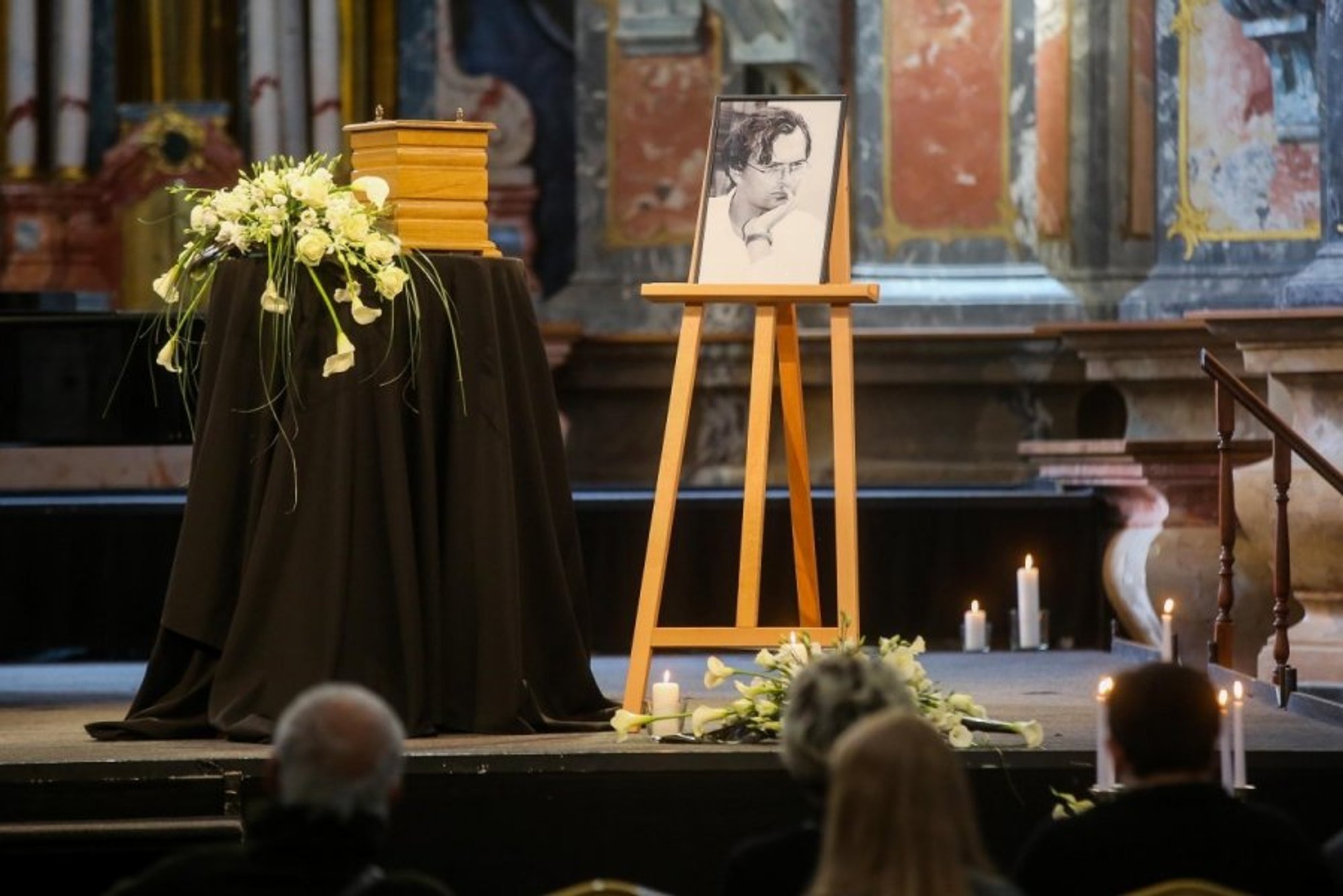 Artimieji ir draugai atsisveikina su netikėtai mirusiu G. Ruplėnu - Delfi