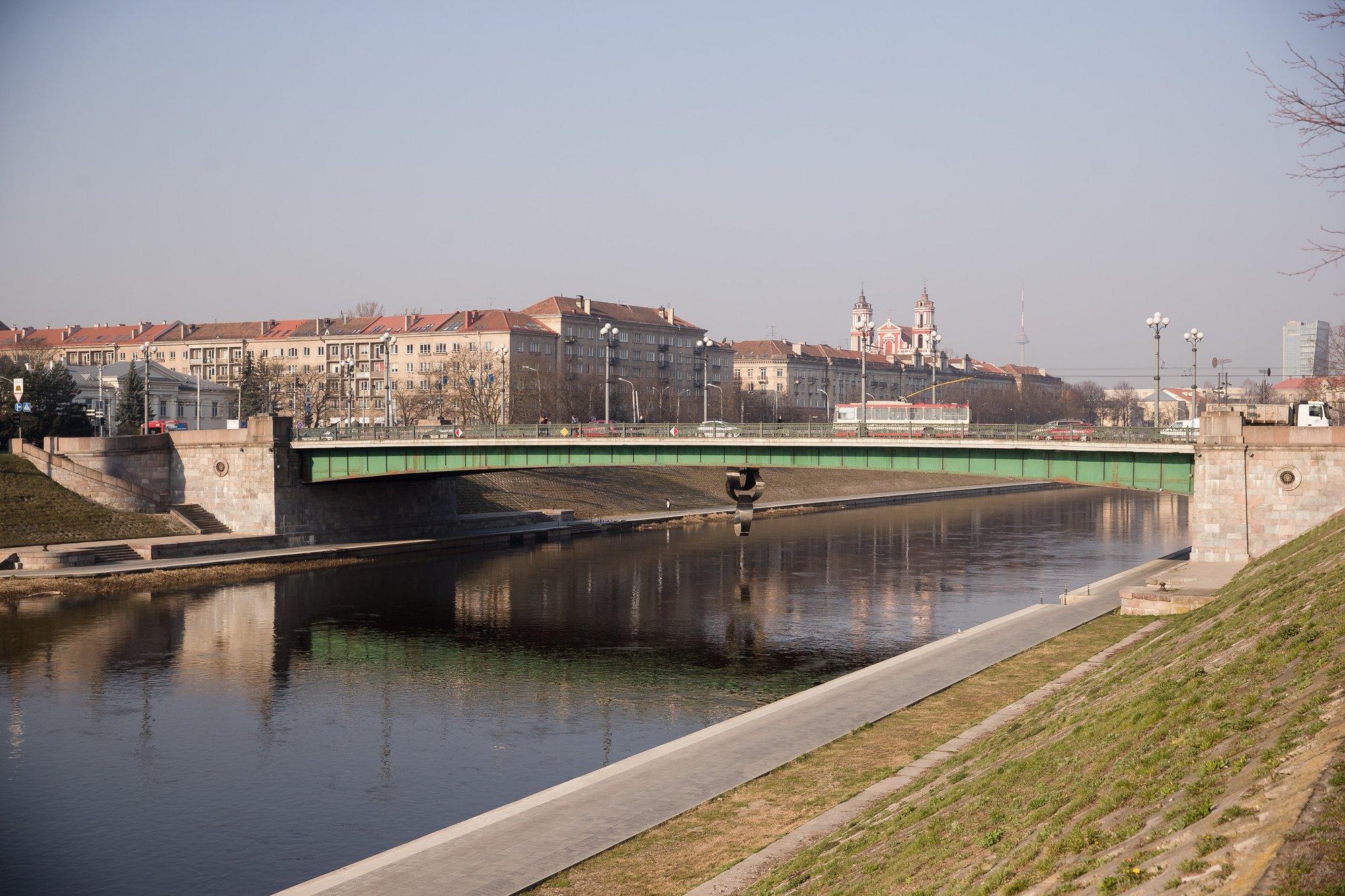 Žaliasis tiltas liks „plikas“: gėlių vazonai nepasiteisino, į menines ...