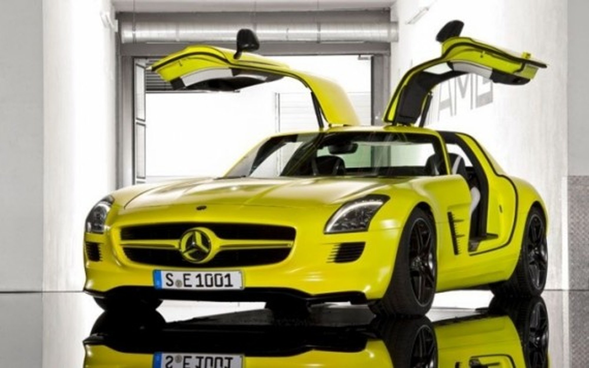 „Mercedes-Benz SLS AMG“ bus ir elektromobilis - Delfi auto