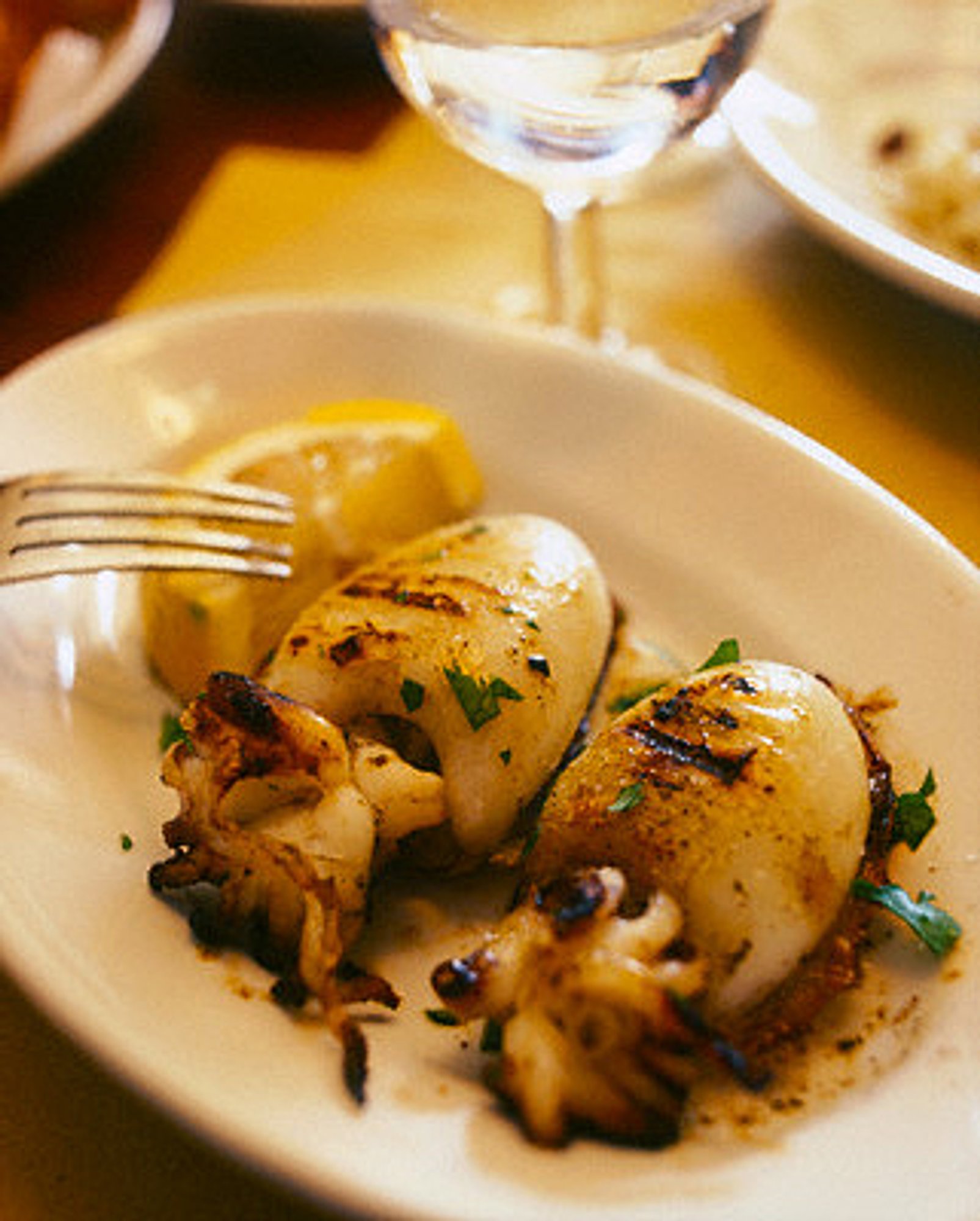 Grilyje kepti kalmarai su petražolėmis ir citrina - Delfi gyvenimas