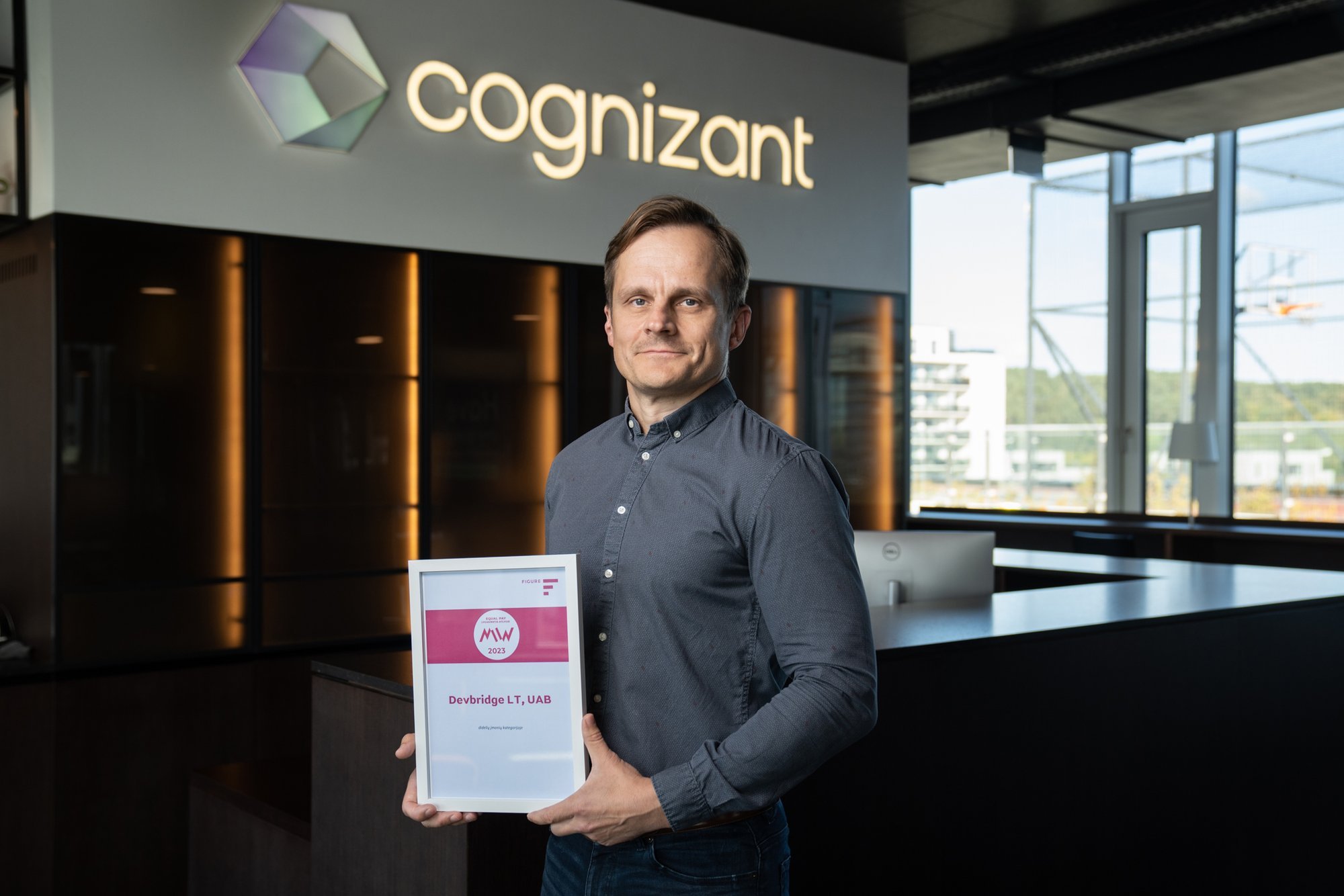 „Devbridge“ trečius metus iš eilės pelnė lygiavertį atlygį mokančios ...