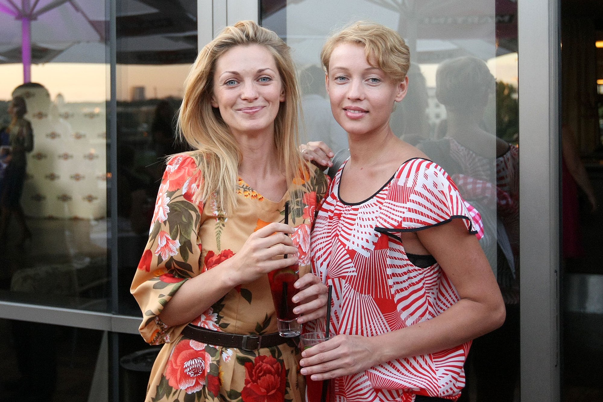 Sostinėje vasarojančios įžymybės kokteilių vakarėlyje suspindo visomis ...