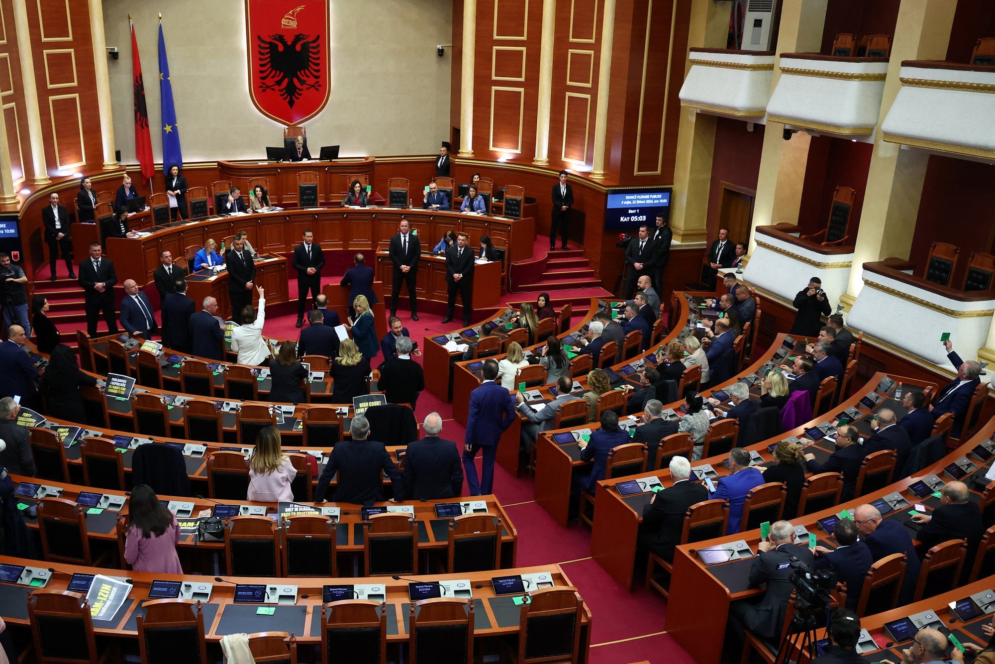 Albanijos parlamentas pritarė prieštaringai vertinamam susitarimui su ...