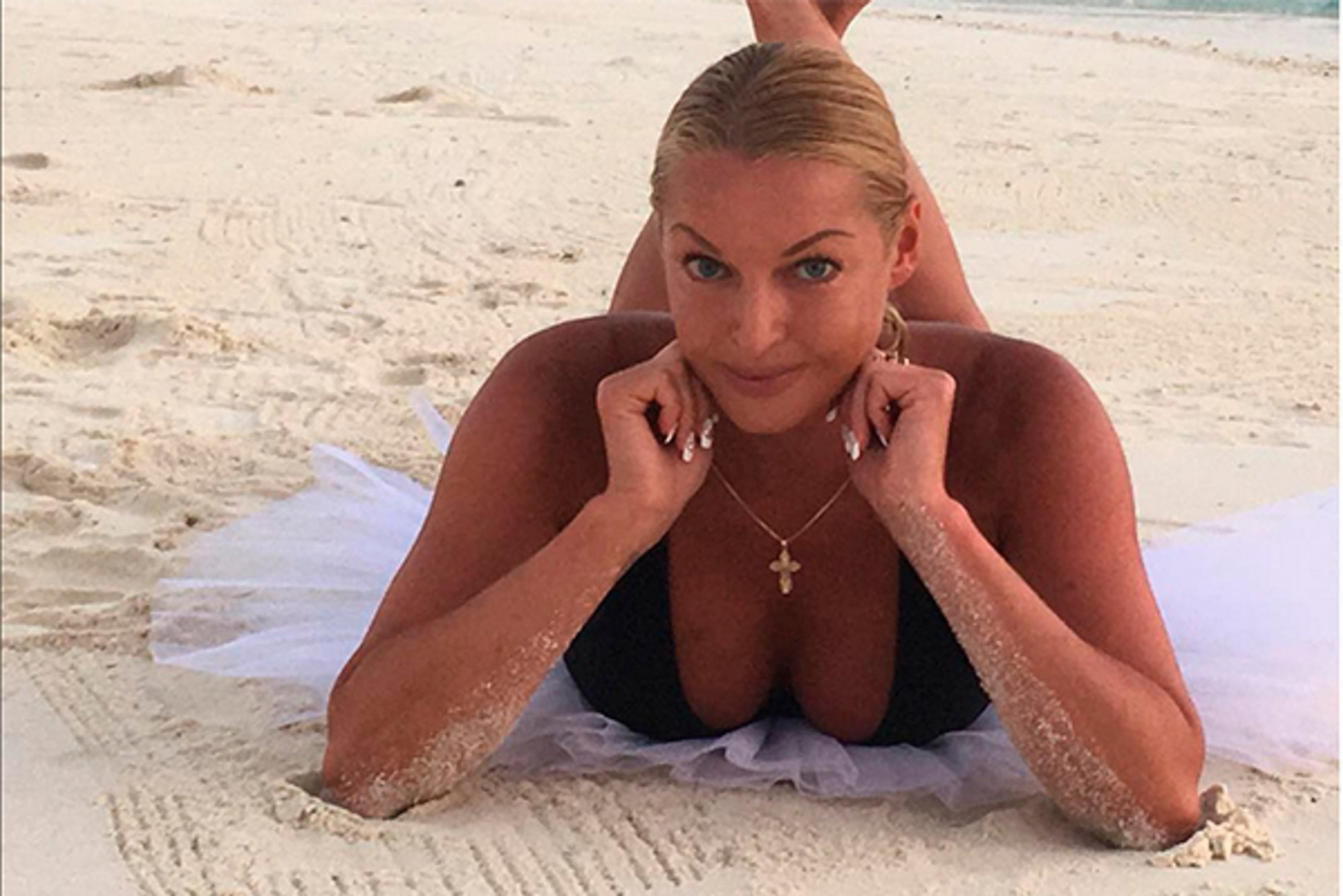 ВИДЕО: Волочкова станцевала топлесс под дождем - Delfi RU