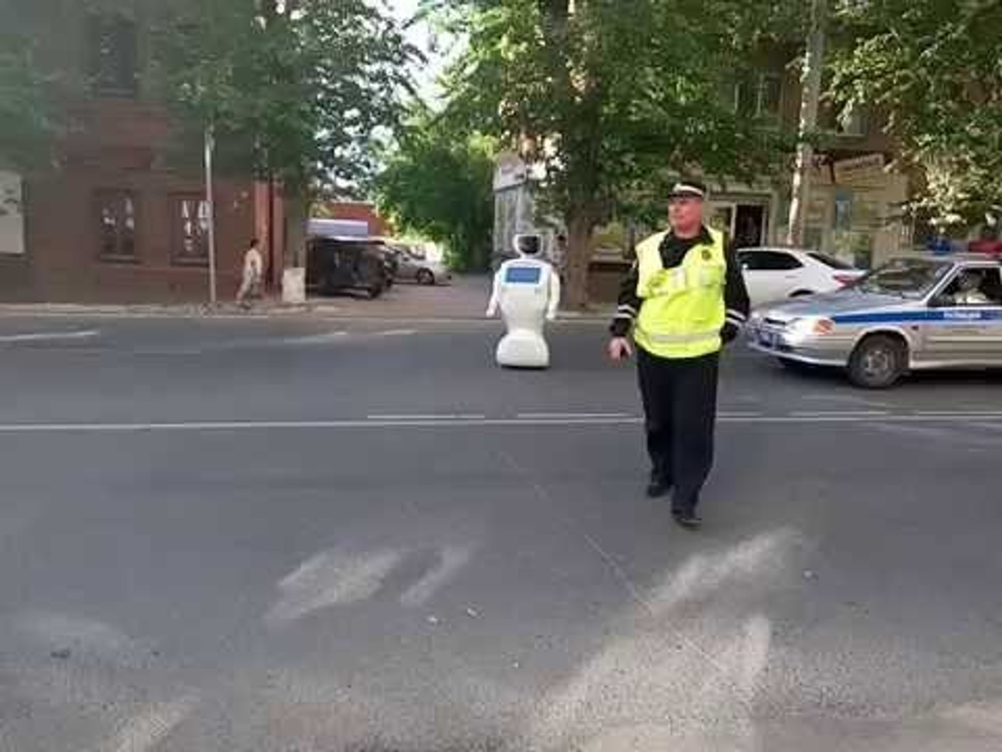 Fantastinio filmo scenarijus gatvėse – eismą trikdė pabėgęs robotas ...