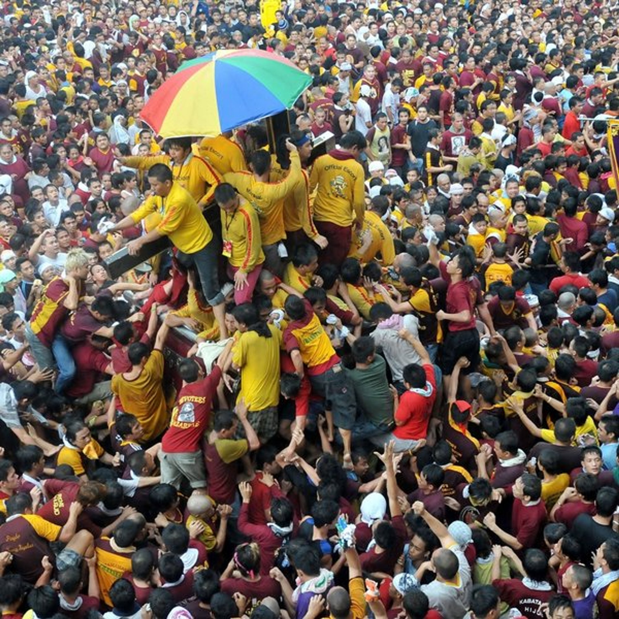 Filipinuose 2 mln. basų maldininkų dalyvavo Kristaus statulos nešimo ...