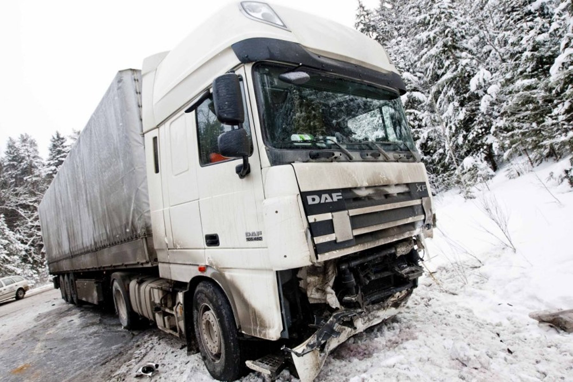 Kelyje Babriškės–Varėna–Eišiškės nuslydęs vilkikas su priekaba visiškai ...