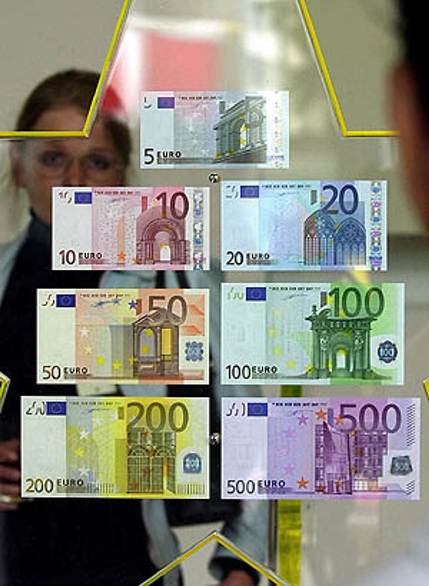 Naujosios ES narės turėtų prie euro zonos prisidėti "kaip įmanoma ...