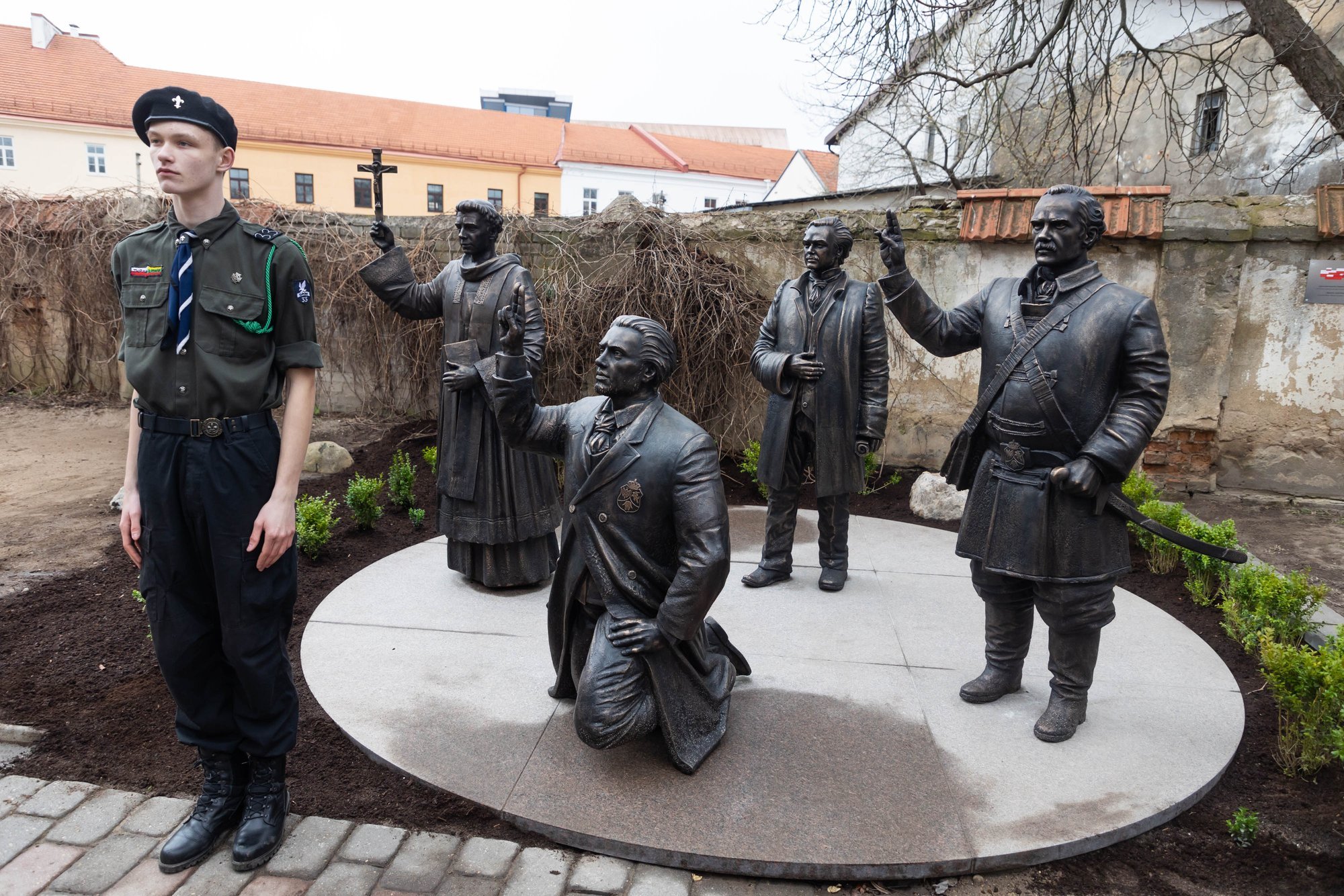 Вильнюсский муниципалитет: памятник во дворе Францисканского монастыря ...